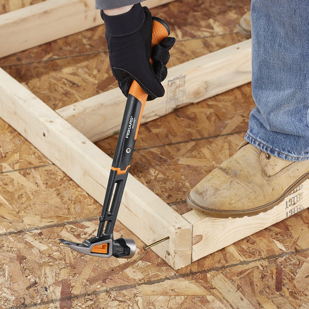Fiskars Pro IsoCore 28 oz Milled-face Framing Hammer (16") - with Rip Claw, Shock-Absorbing Grip, Magnetic Nail Starter - Milled Face Helps Prevent Mis-hits - Construction and Home Improvement Tools