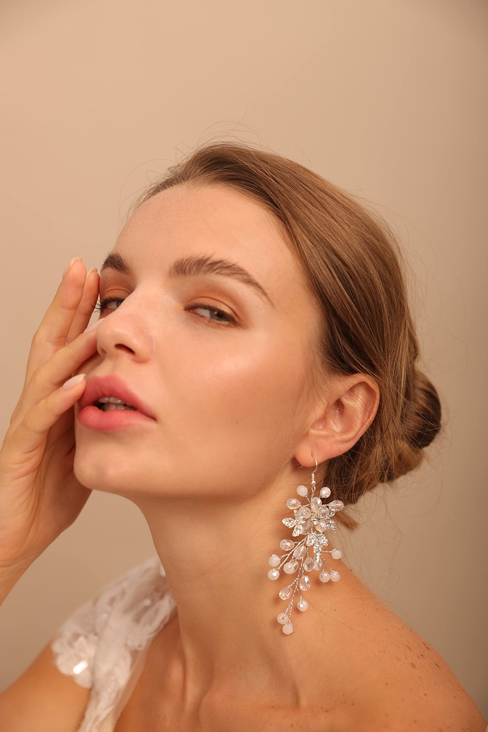BERYUAN Crystal Flower Earings for Women Beads Wedding Earrings for Brides Bridal Bridesmaids Earrings Prom Earrings Accessories Esthetics (Silver)