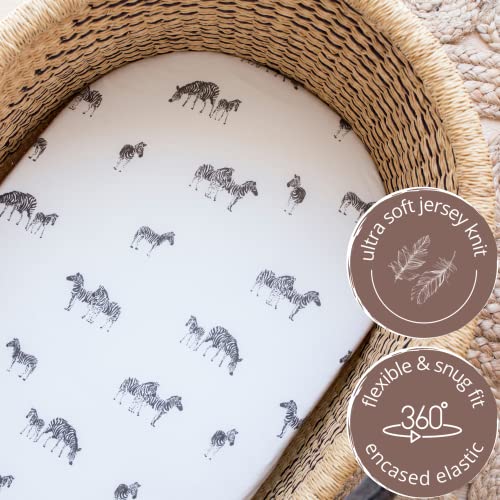 POPPI & MAX: 100% Organic Bassinet Sheets β Premium Jersey Cotton Bassinet Sheet Set | Fitted Baby Sheets for Standard Bassinet Pads | Bassinet Cover | Safari Giraffe