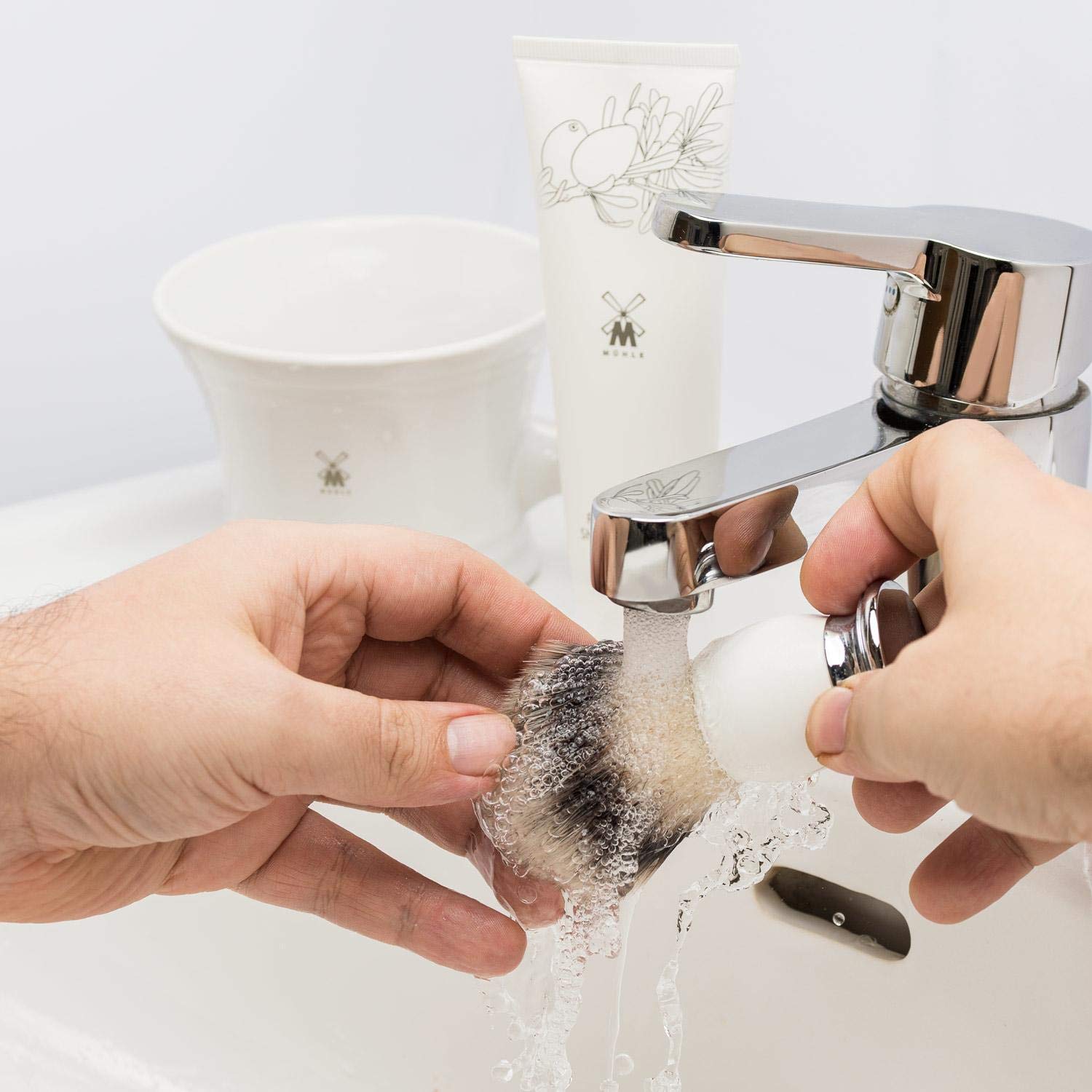 MUHLE White Porcelain Platinum Rim Shaving Mug – Shave Dish Accessory for Soaps and Creams, Modern White Design