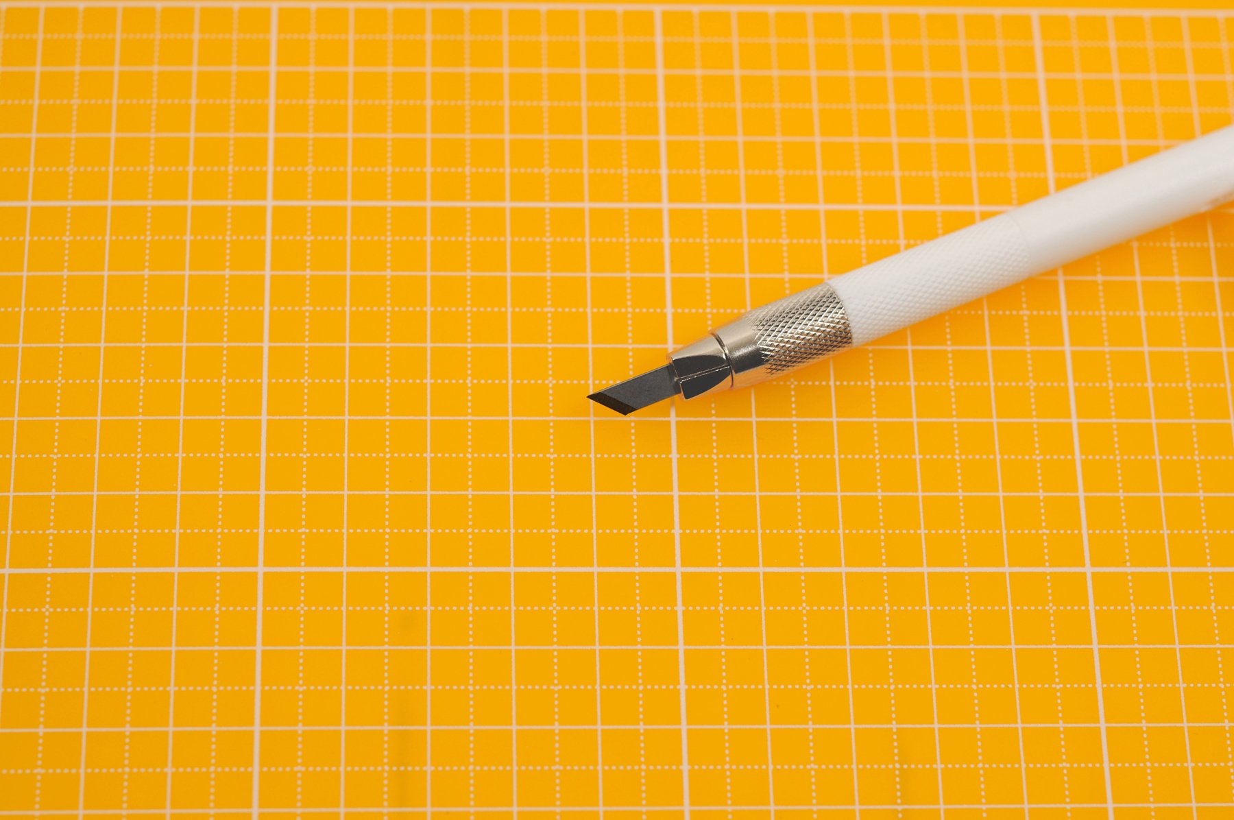 NT Cutter Resin Holder Art Knife, White Holder, 1 Knife (D-401P-W)