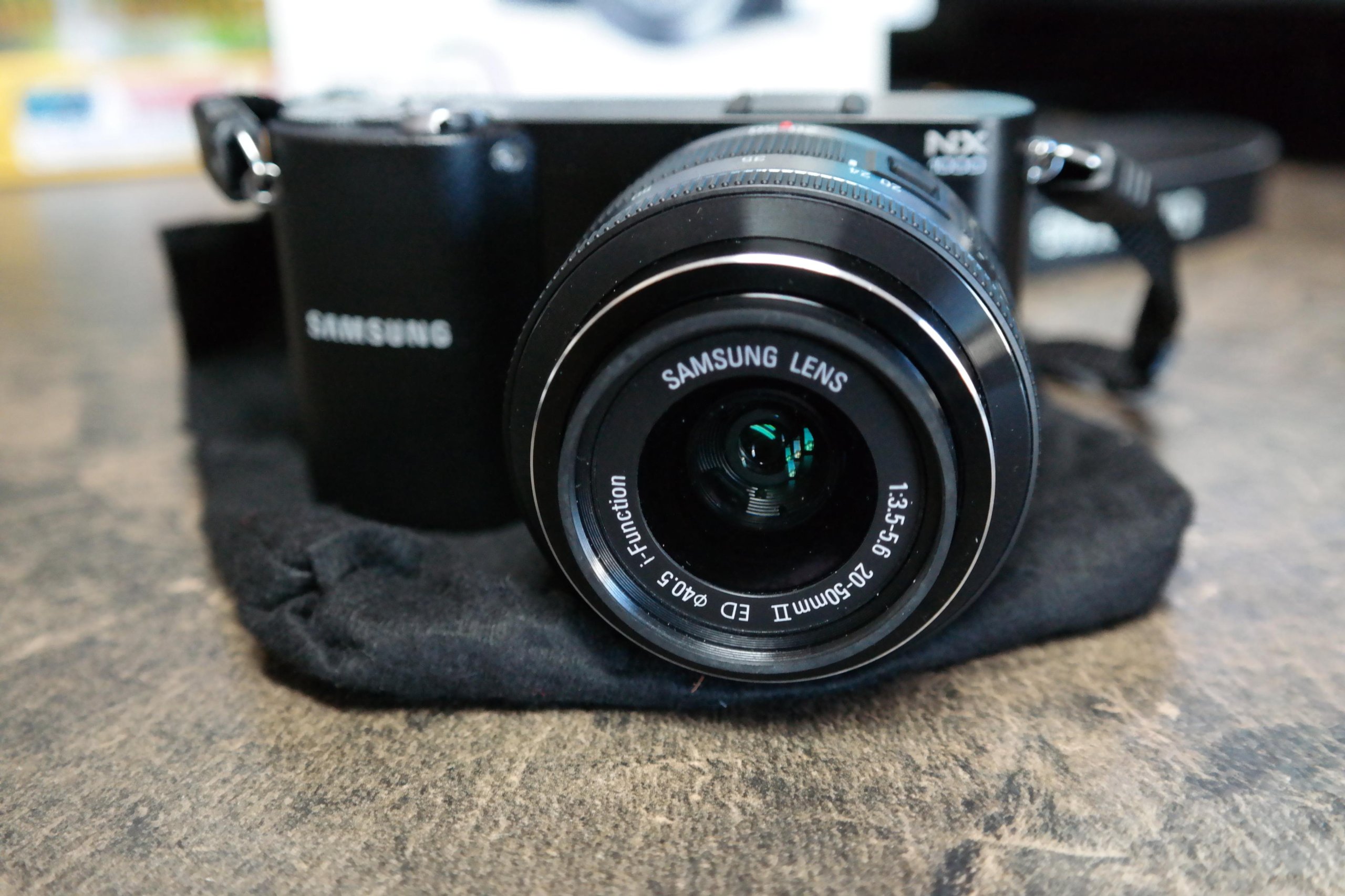 Samsung NX1000 Mirrorless Digital Camera with 20-50mm Lens, 20.3MP (Black)
