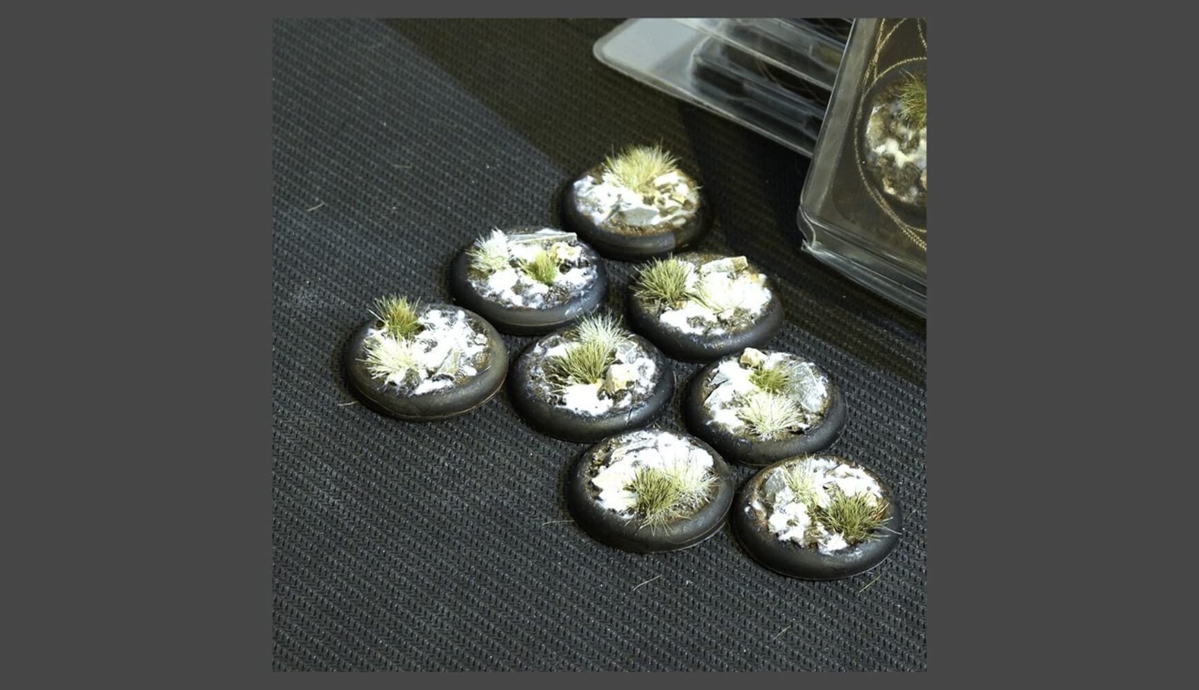Gamers Grass Battle Ready Bases: Winter Round Lip 30mm (x8)