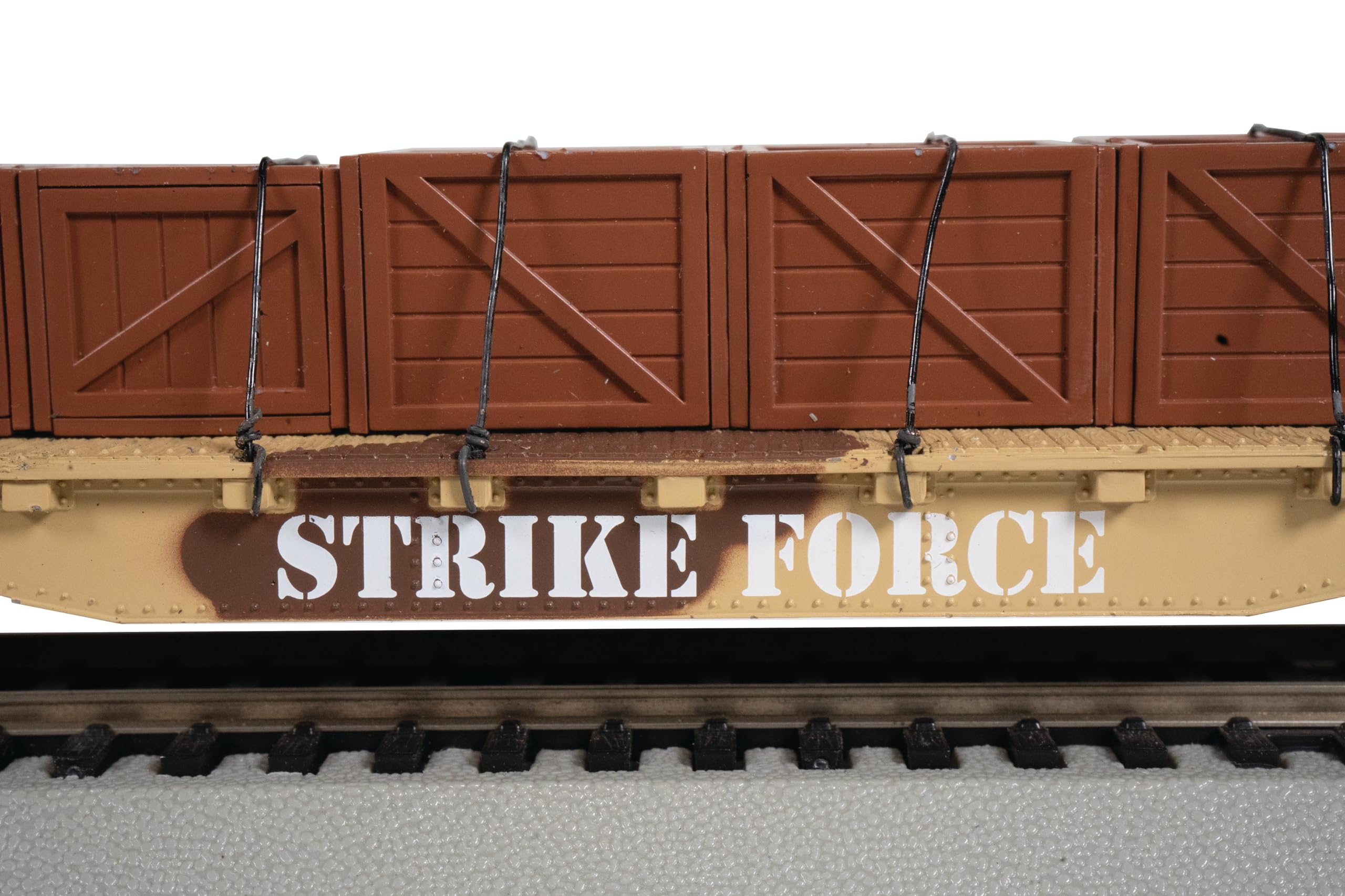 Bachmann Trains - 52’ Center Depressed Flat CAR - Desert Camouflage with CRATES - HO Scale