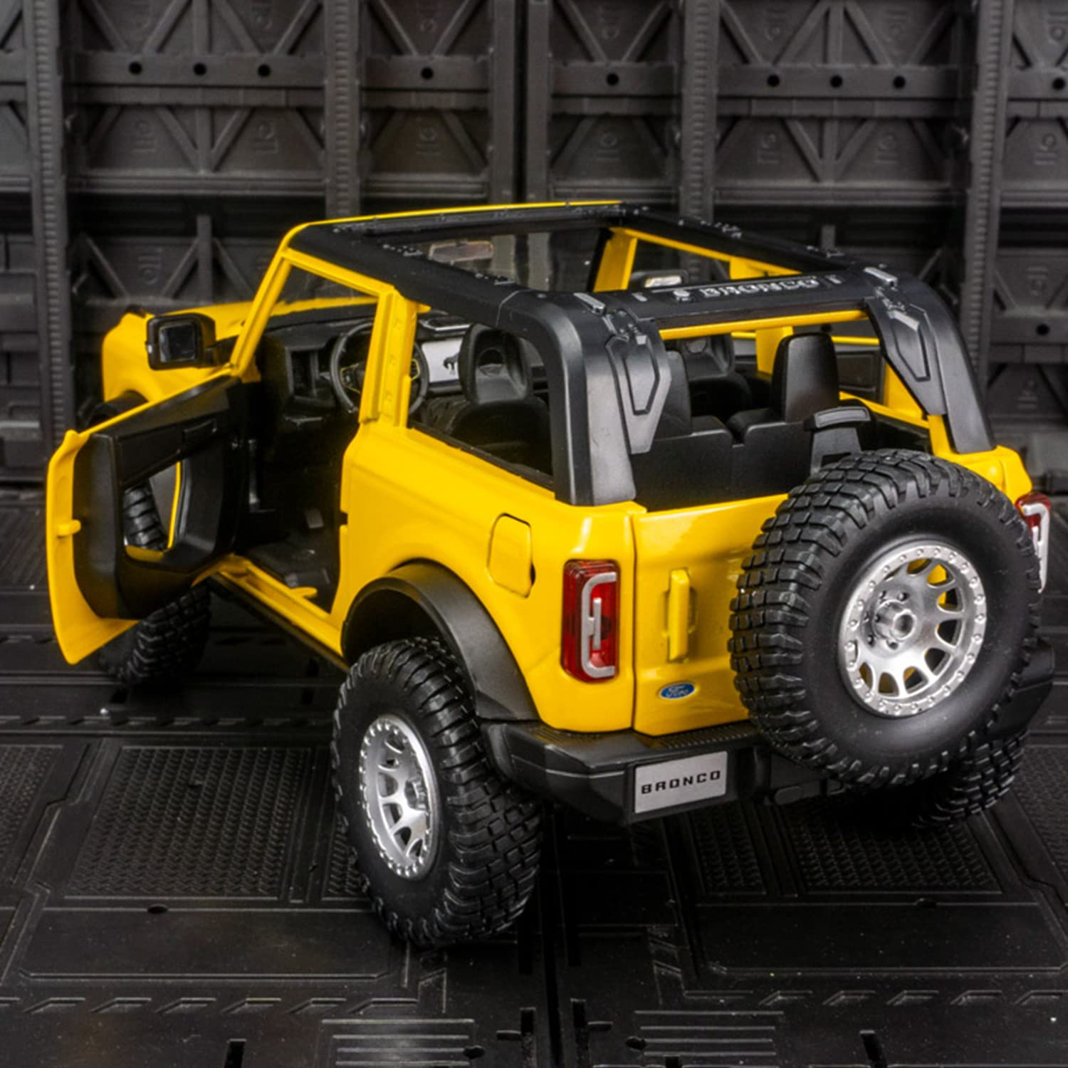BIOFI Diecast Car Ford Bronco 1:24, Mental Toy Cars Diecast Model, Pull Back Car, Gifts for Boys Adults, Yellow