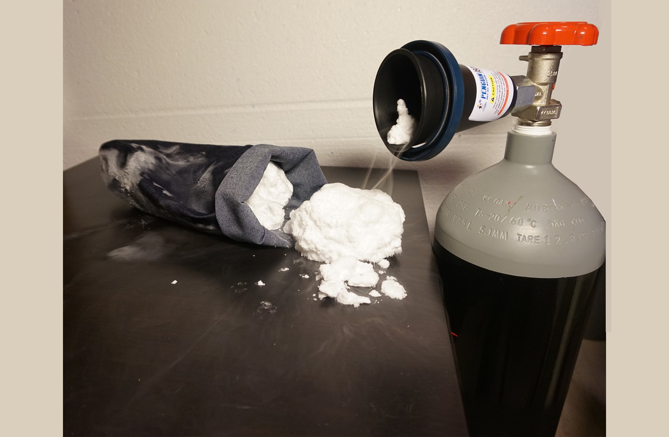 Dry ice Maker Penguin Basic - USA Fitting Valve