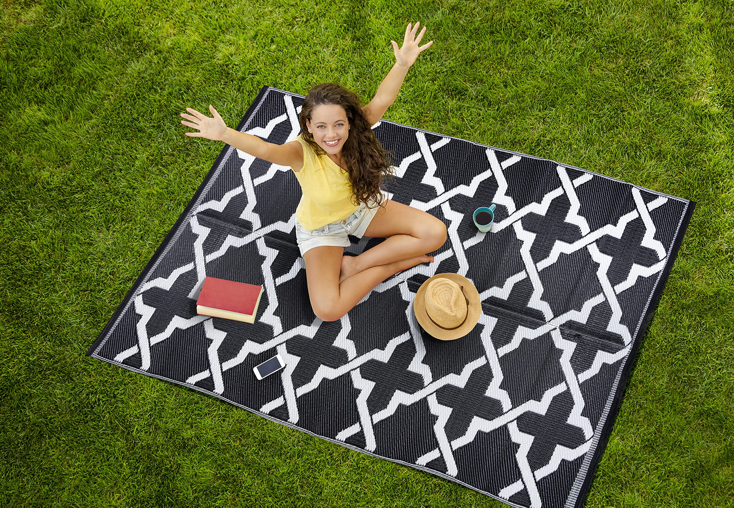 Beverly Rug Outdoor Reversible Plastic Area Rug-3'11 inchx 5'11 inch-Nevada,21102-Black / White
