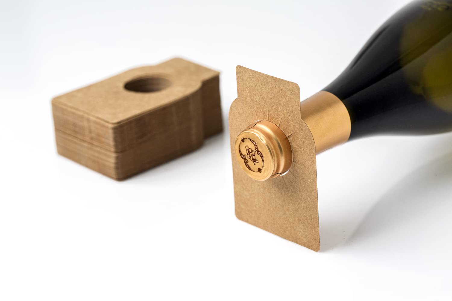 Colibrox Plain Kraft Paper Wine Bottle Tags (200 Pcs) - Durable Blank Wine Bottle Neck Tags, 2¼ x 3½ Inches with 1.1-Inch Hole - Multiuse Brown Kraft Paper Tags - Disposable Wine Vintage Tags