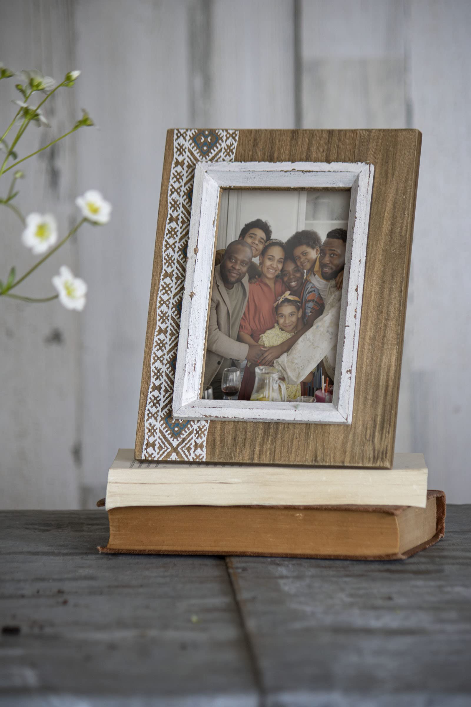 Foreside Home & Garden White Southwest Motif 4x6 Inch Wood Decorative Picture Frame