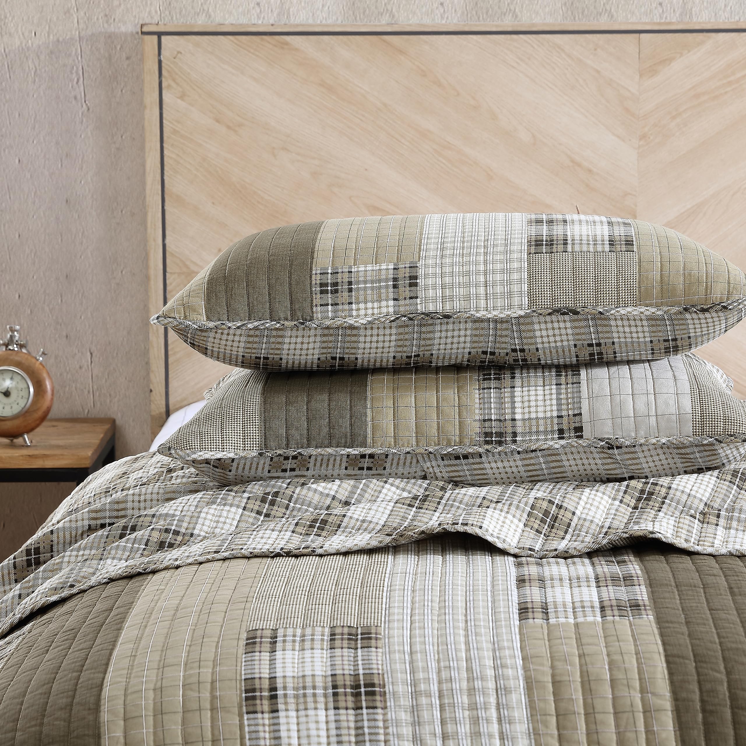 Eddie Bauer - Queen Quilt Set, Cotton Reversible Bedding with Matching Shams, Home Decor for All Seasons (Fairview Sand, Queen)