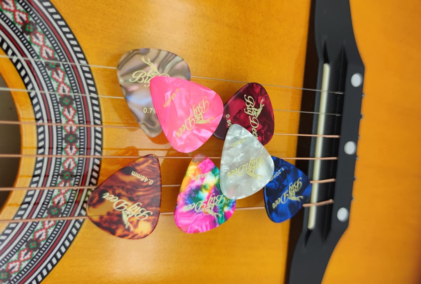 BigDeer 50 pack Celluloid Guitar Picks ,includes Thin,Medium, Heavy & Extra Heavy Picks Plectrums for Acoustic Guitar,Ukulele,Bass ,with 6 Guitar Selection Grips Silicone pad Wrapped in tin box
