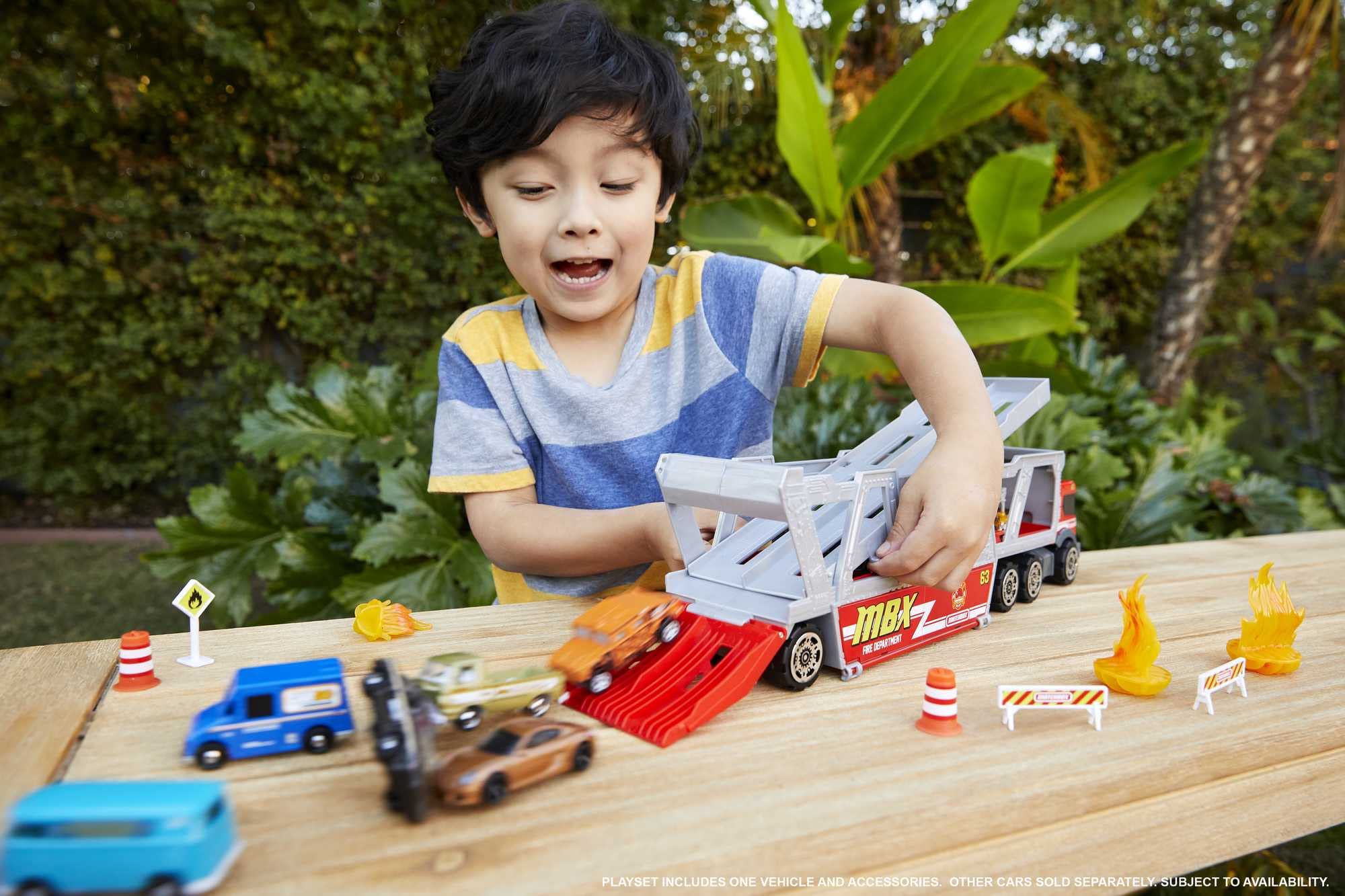 Matchbox Toy Cars, Fire Rescue Hauler Playset with 1:64 Scale Fire Truck & 8 Accessories, Storage for 16 Vehicles