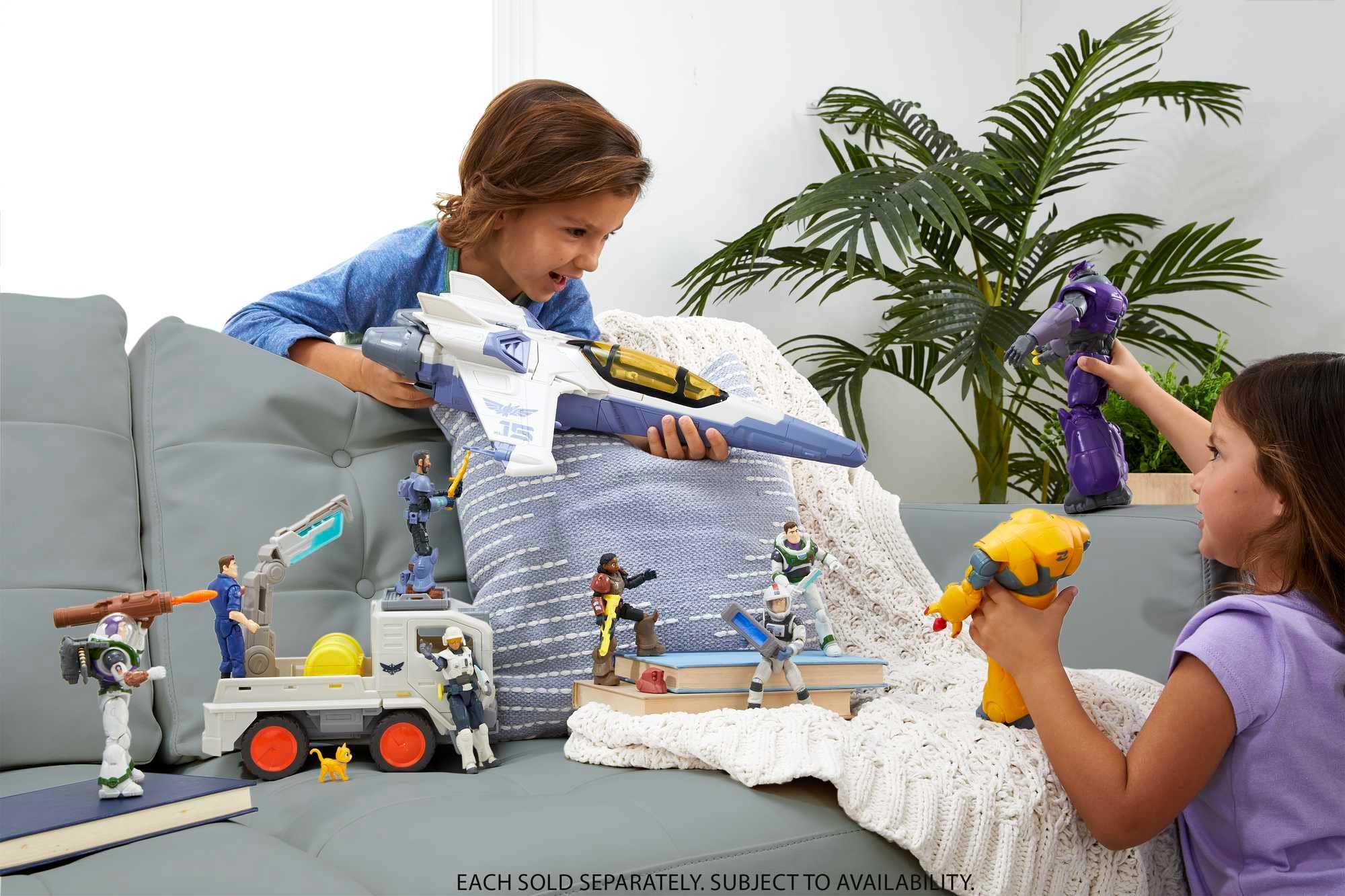 Mattel Disney and Pixar Lightyear XL-01 Buzz Lightyear Action Figure, 12 Points of Articulation & Accessories, 5-in Scale