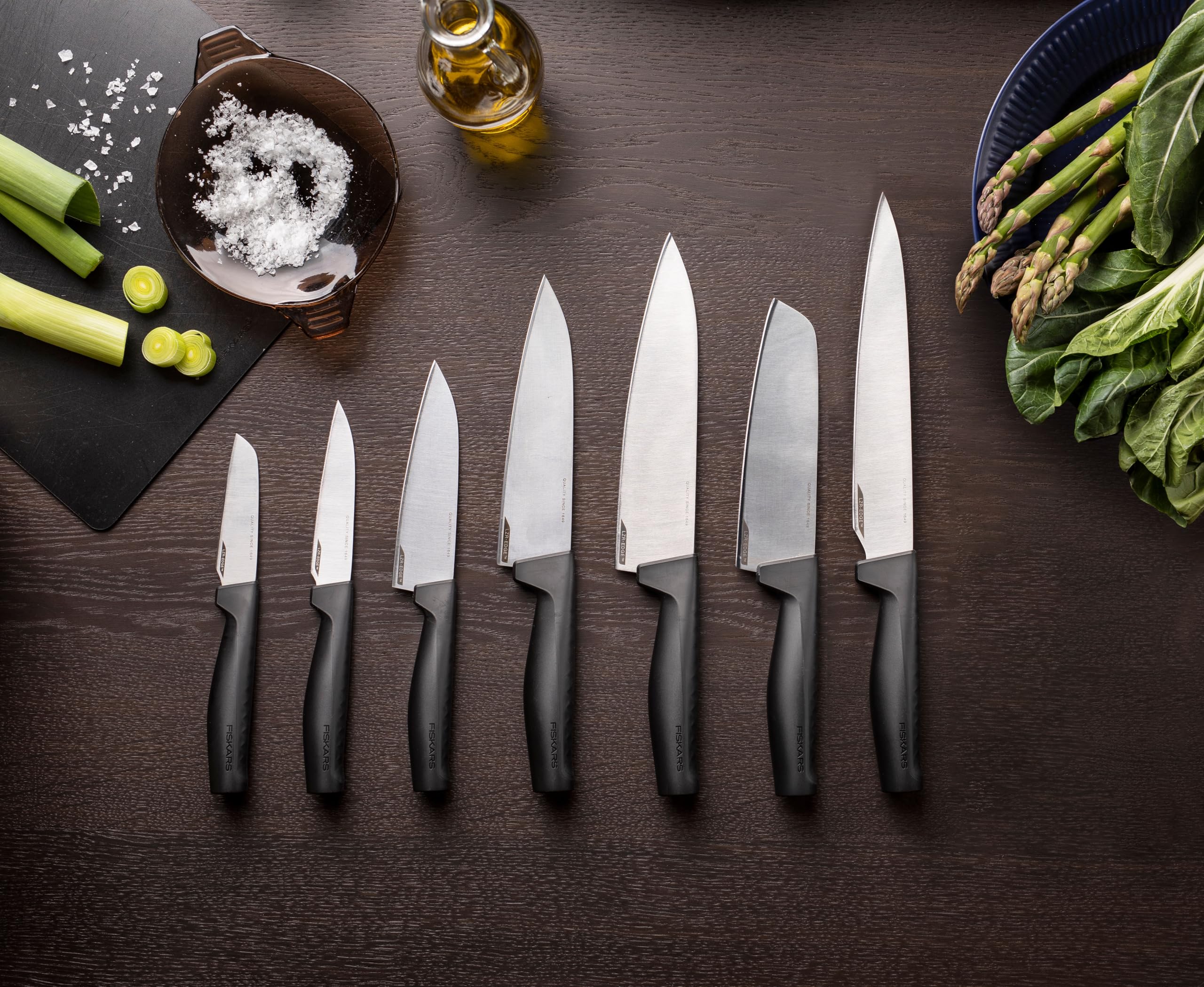 Fiskars 6.3" Santoku Knife, Kitchen Knife for Chopping, Dicing, and Mincing with Japanese Stainless Steel Hard Edge Blade, DIshwasher Safe