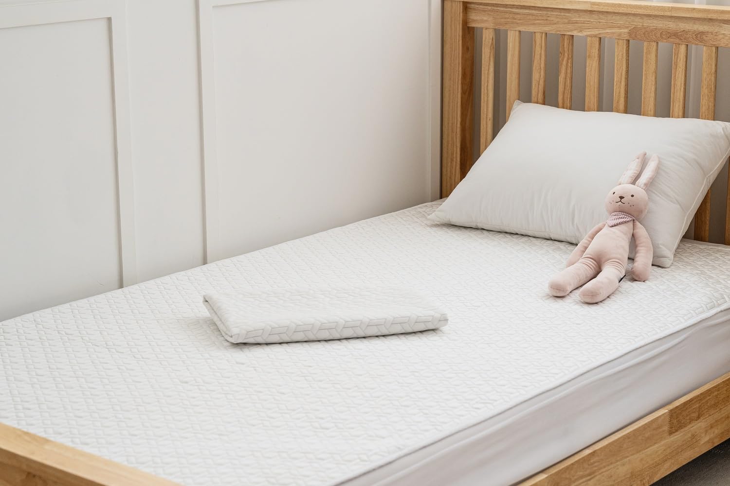 BebePio Duraron Cooling Mattress Topper Pad – Q-max 0.4 Chilling Effect Summer Blanket for Hot Sleepers & Babies – Quick Dry, Breathable, Cool Bed Throw (White, Grey), Mini