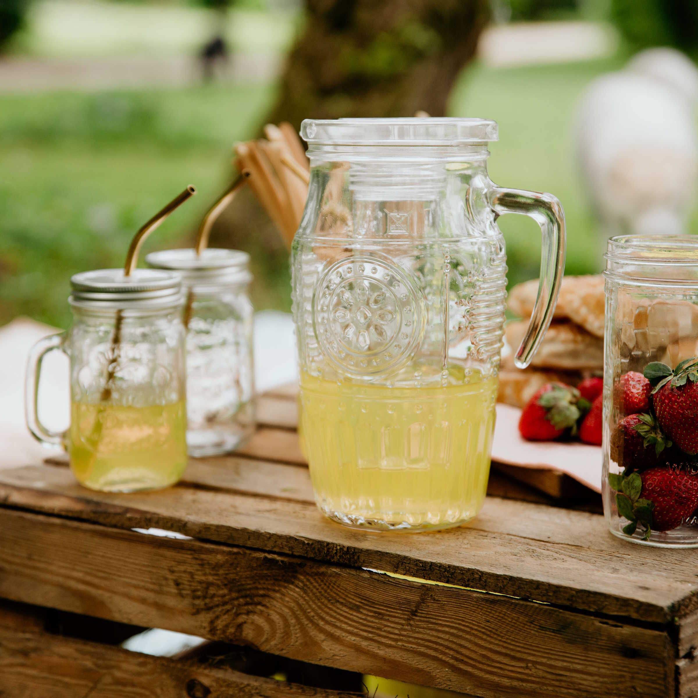 Bormioli 'Romantica' glass carafe with ice compartment, carafe filling capacity of 1.8 litres, keeps drinks cool without becoming watered down, glass embossing in a beautiful vintage design