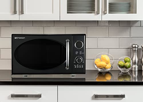 Emerson Radio .9 Cu Ft Digital Microwave Oven, Grill Function, 1,000 Watt, Retro & Chrome, 8 Pre-Programmed Settings, Express & Defrost, Chrome Handle & Control Buttons, Timer & LED Display,Black