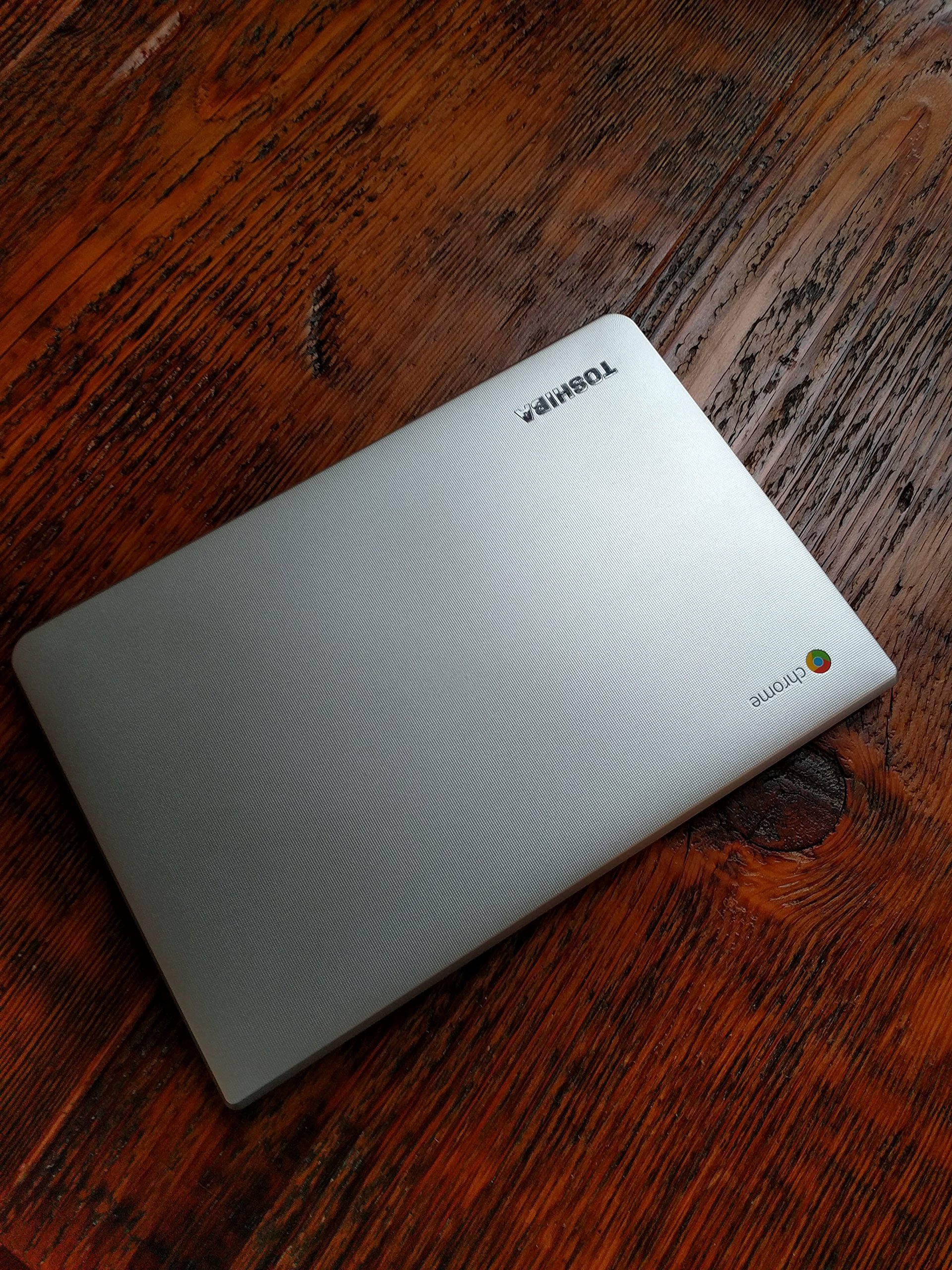 Toshiba CB35-B3340 13.3 Inch Chromebook (Intel Celeron, 4GB, 16GB SSD, Silver) Full HD-Screen