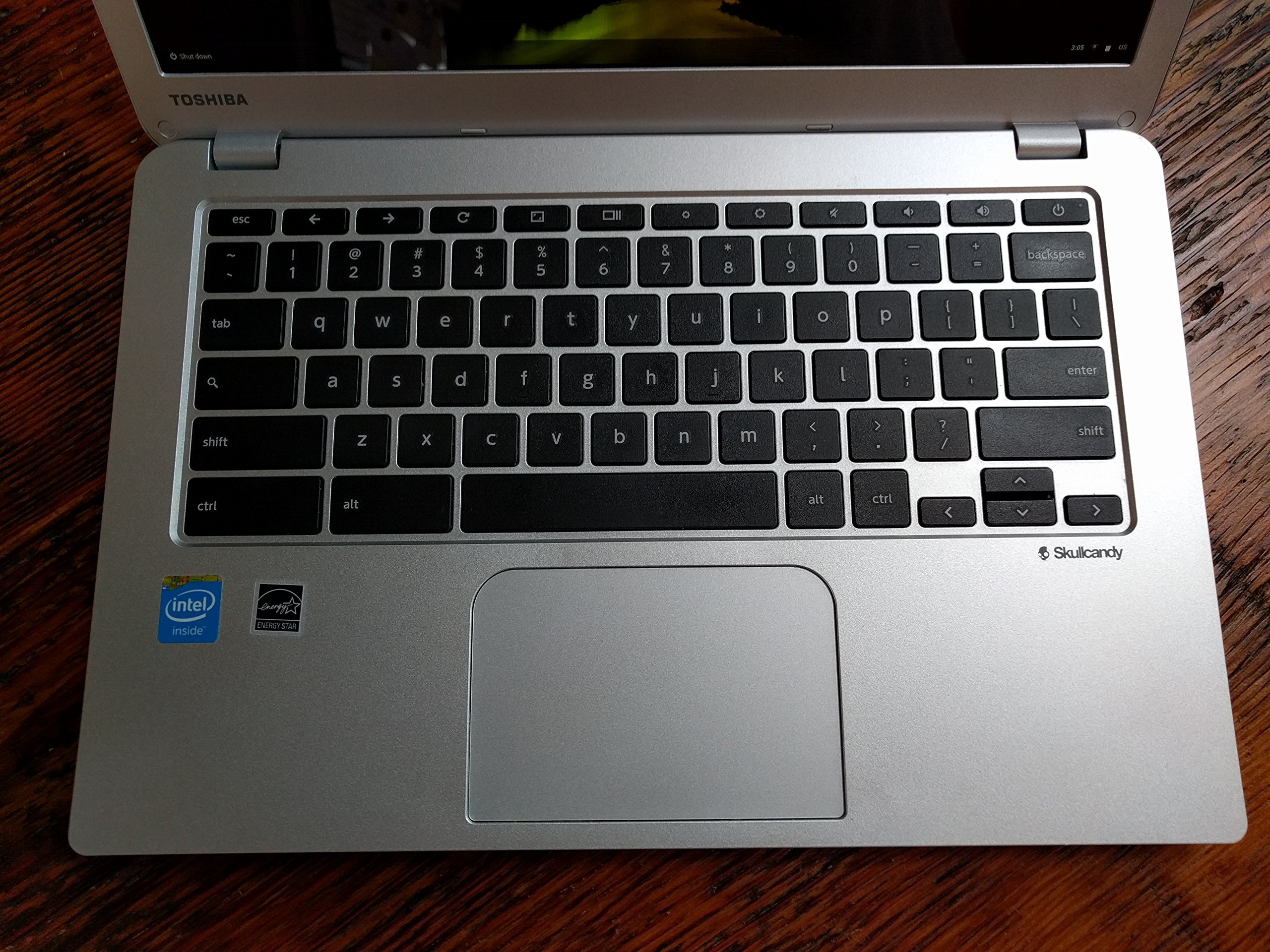 Toshiba CB35-B3340 13.3 Inch Chromebook (Intel Celeron, 4GB, 16GB SSD, Silver) Full HD-Screen