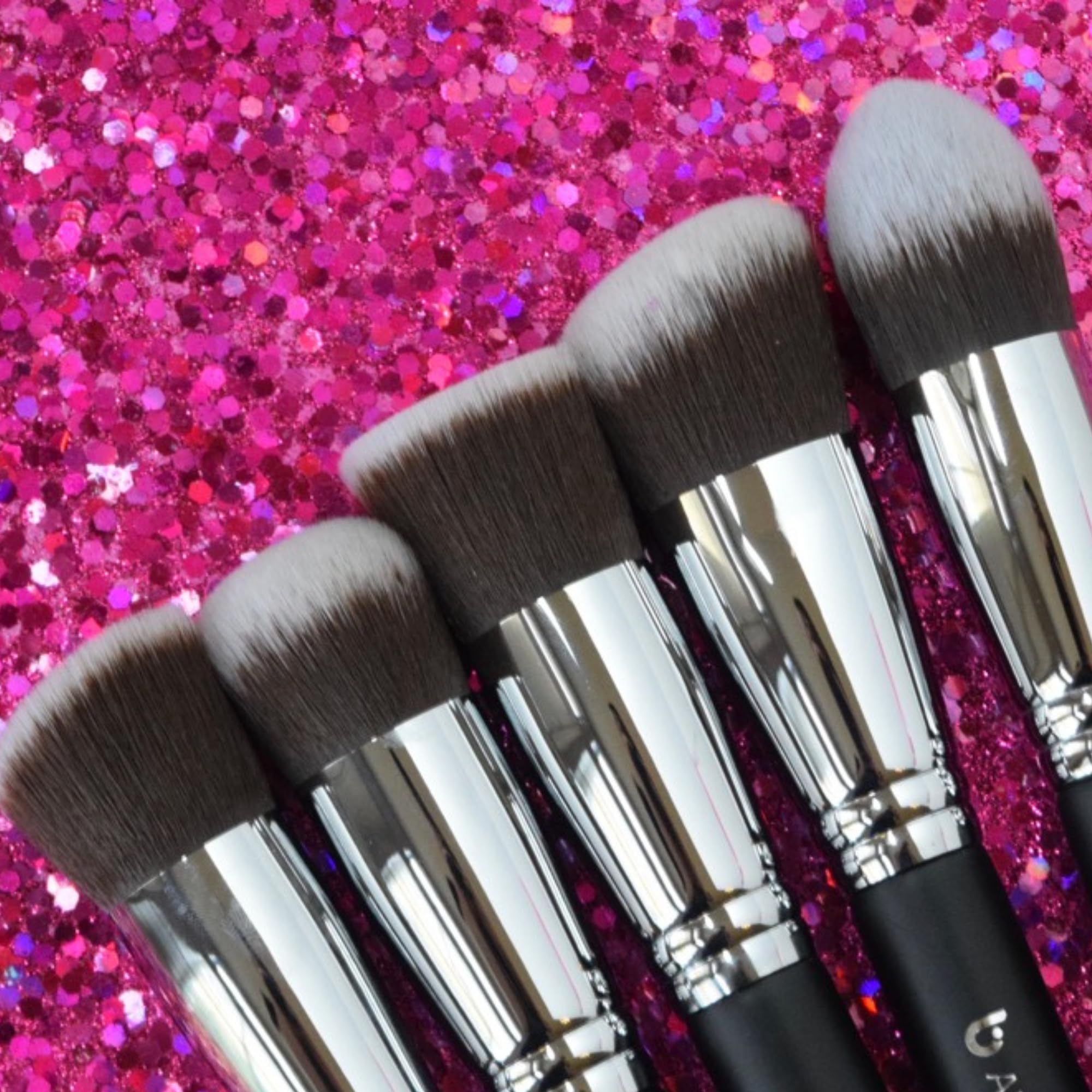Mineral Powder Foundation Makeup Brush: Round Top Kabuki, Soft Dense Synthetic Bristles for Applying Loose Compact Pressed Translucent Minerals, Setting, Finishing, Buffing Liquid, Cream, Cruelty Free