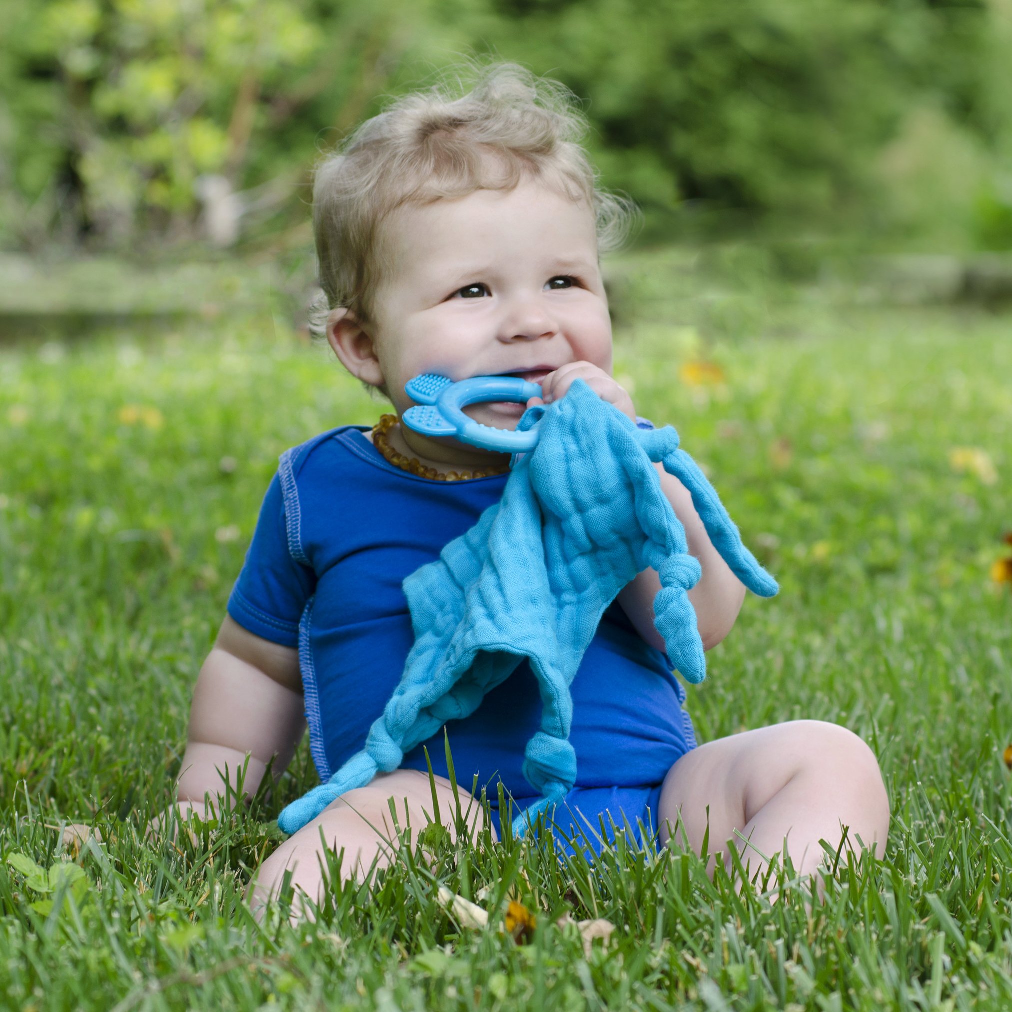 green sprouts Muslin Blankie Teether made from Organic Cotton | Soothes gums & promotes healthy oral development | Multiple textures massage gums, wet knots for extra relief, Easy to hold & chew