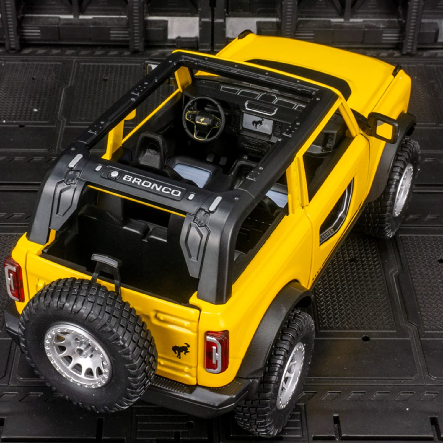 BIOFI Diecast Car Ford Bronco 1:24, Mental Toy Cars Diecast Model, Pull Back Car, Gifts for Boys Adults, Yellow
