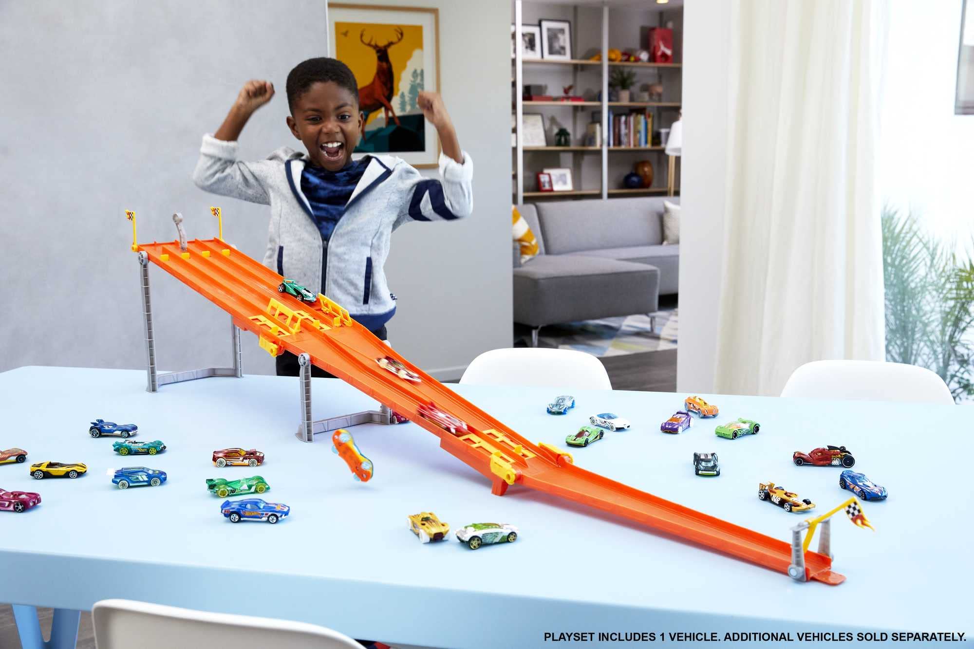 Hot Wheels Toy Car Track Set, 4-Lane Elimination Race with Fair-Start Launcher & 1 Toy Car in 1:64 Scale
