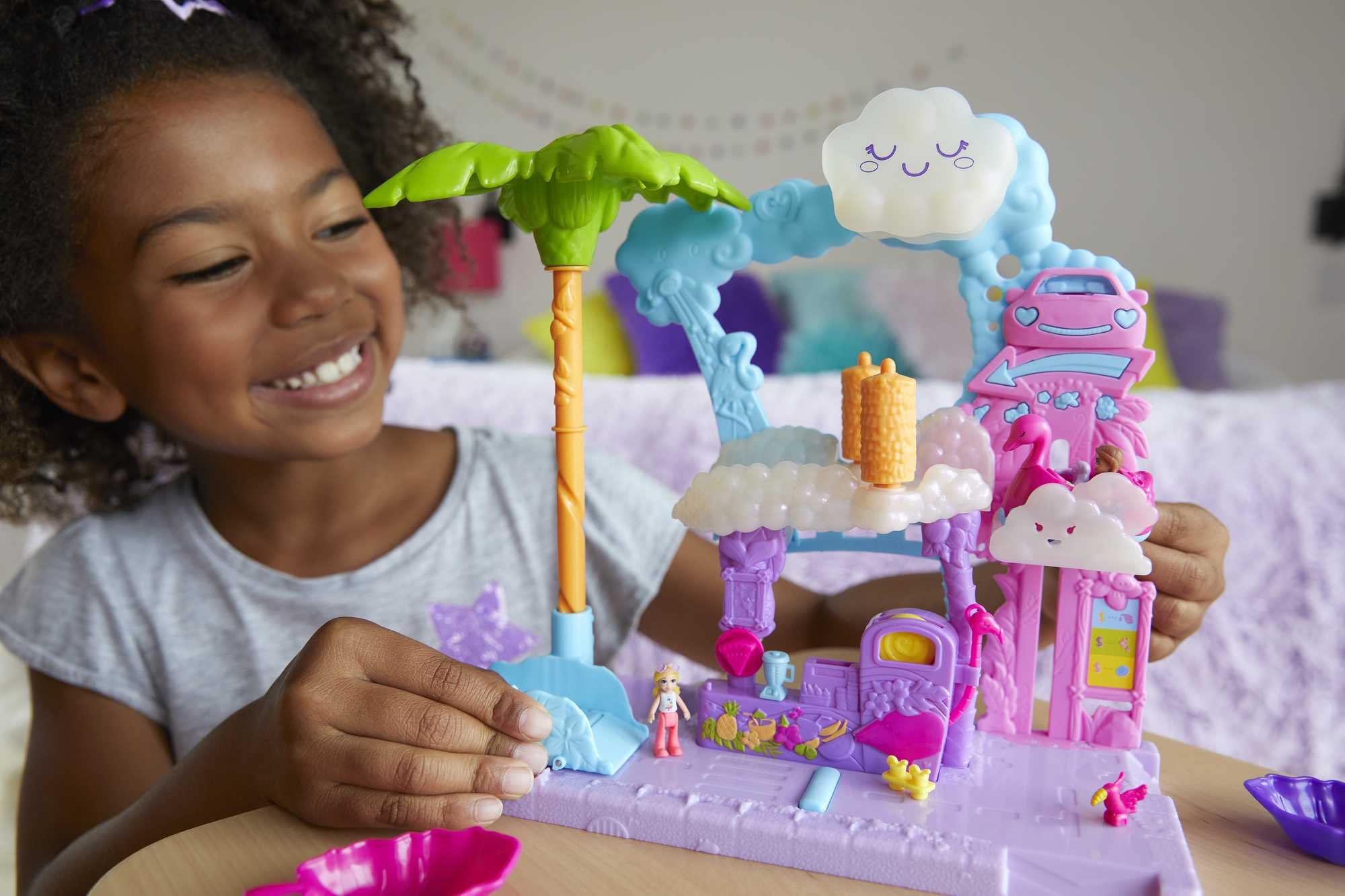 Polly Pocket Playset, Pollyville Flamingo Fun Car Wash with 2 Micro Dolls, Toy Car, Water Play & Color-Change Accessories