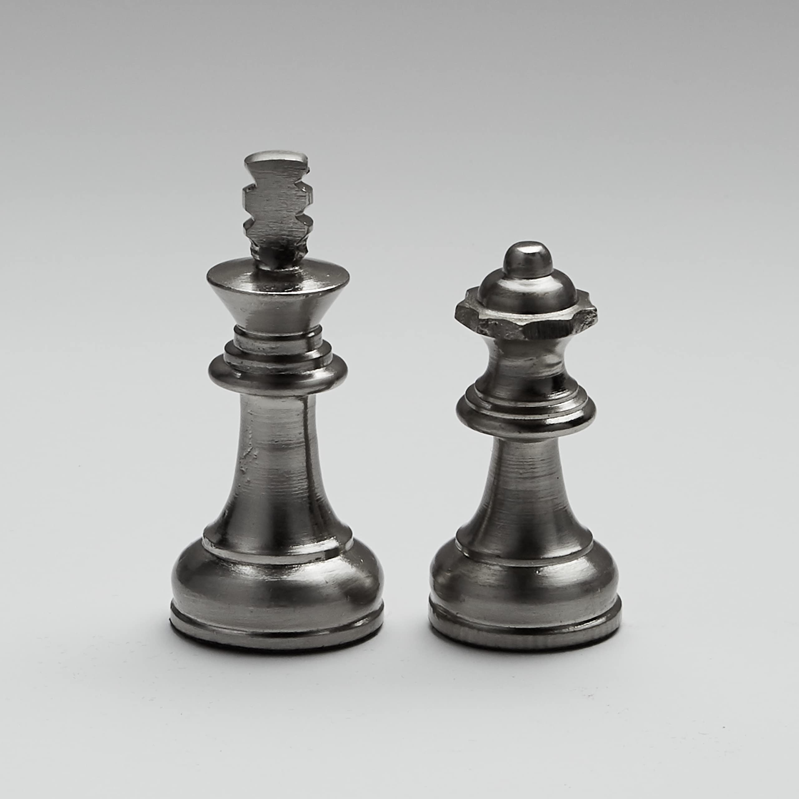 IWIS GLOBAL Chess Pieces Only No Board, 32 Large Quadruple Weighted Metal Chess Pieces with 2 Extra Queen, 2.6β King Heavy Piece, Chrome Silver-Metallic Black in Unique Gift Storage Box