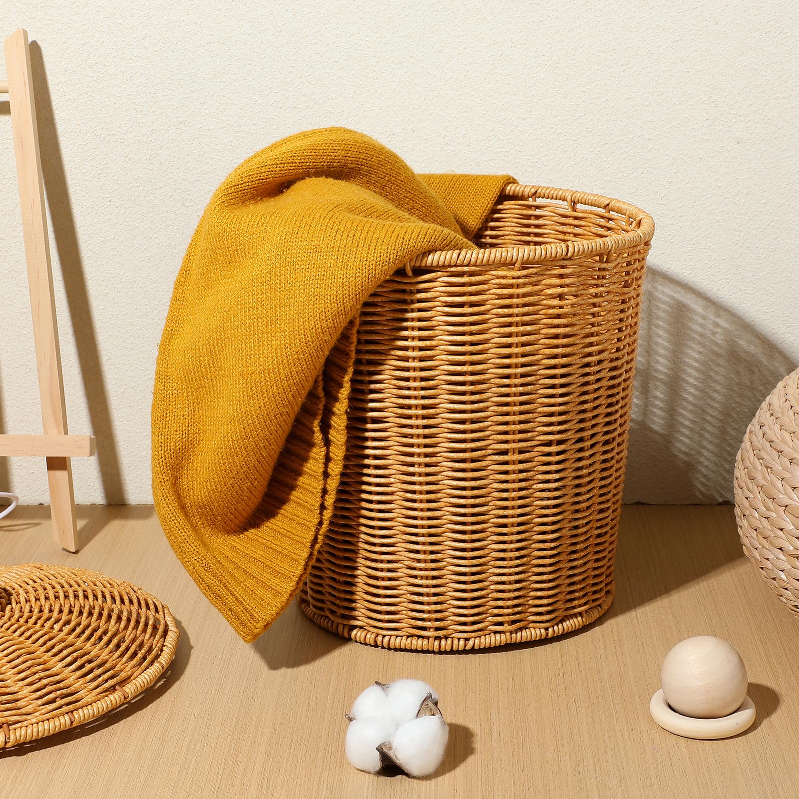 DEARMAMY Rattan Waste Basket Wicker Trash Can with Lid Round Trash Bin Woven Storage Basket Clothes Container Laundry Hamper for Bedroom Living Room Bathroom Chocolate