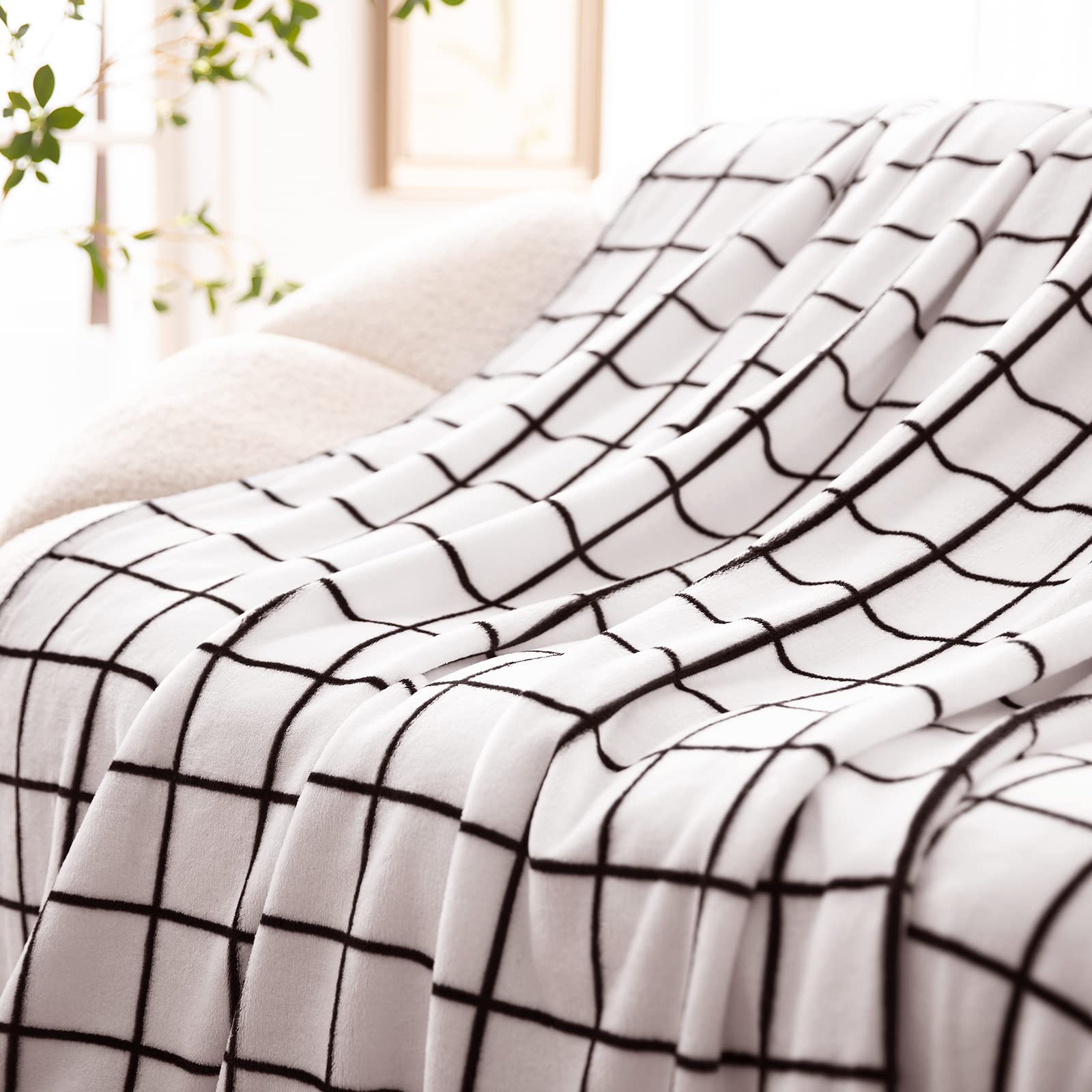 Bertte Fleece Throw Blanket Super Soft Cozy Warm Lightweight Throw for Sofa Couch Luxury Decorative Velvet Pattern Bed Blanket - 50"x 60", Black and White