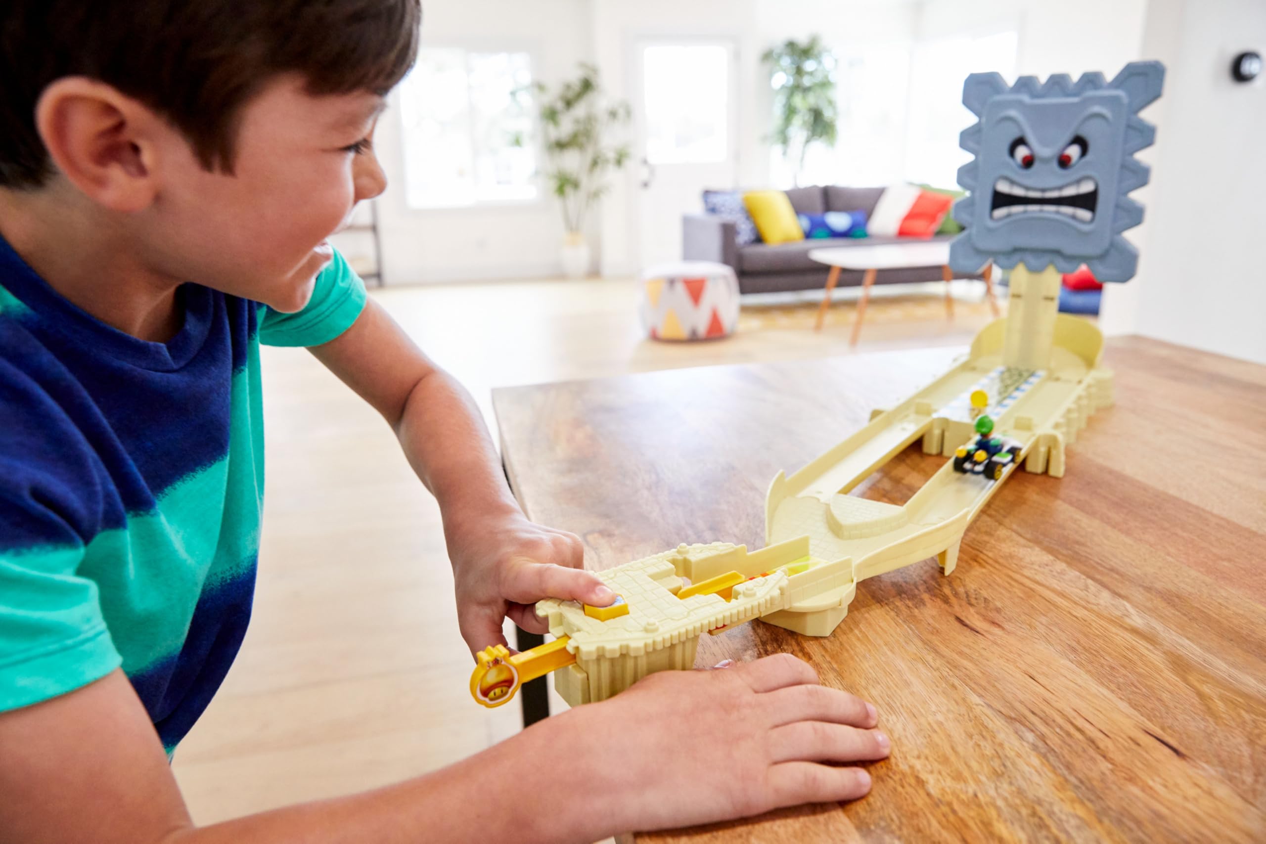 Hot Wheels Mario Kart Track Set & Toy Car, Thowmp Ruins Playset with Luigi Kart Vehicle & Pull-Back Launcher