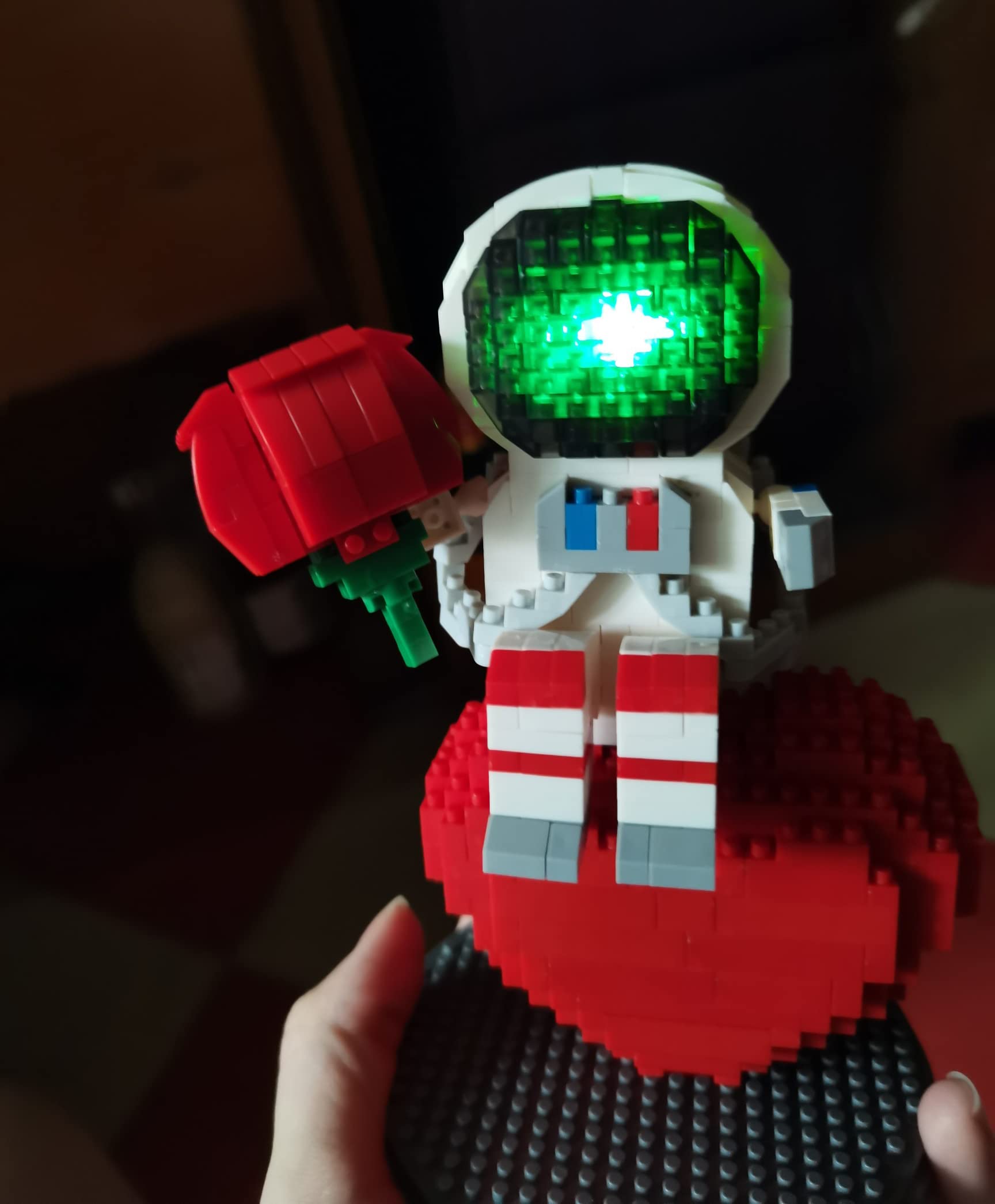 Uvini Building Blocks Astronaut Model with Light STEM Building Toy Micro Blocks for Adults or Teens Gifts Spaceman with Heart Mini Blocks Set DIY Bricks Toys 654PCS, 00877