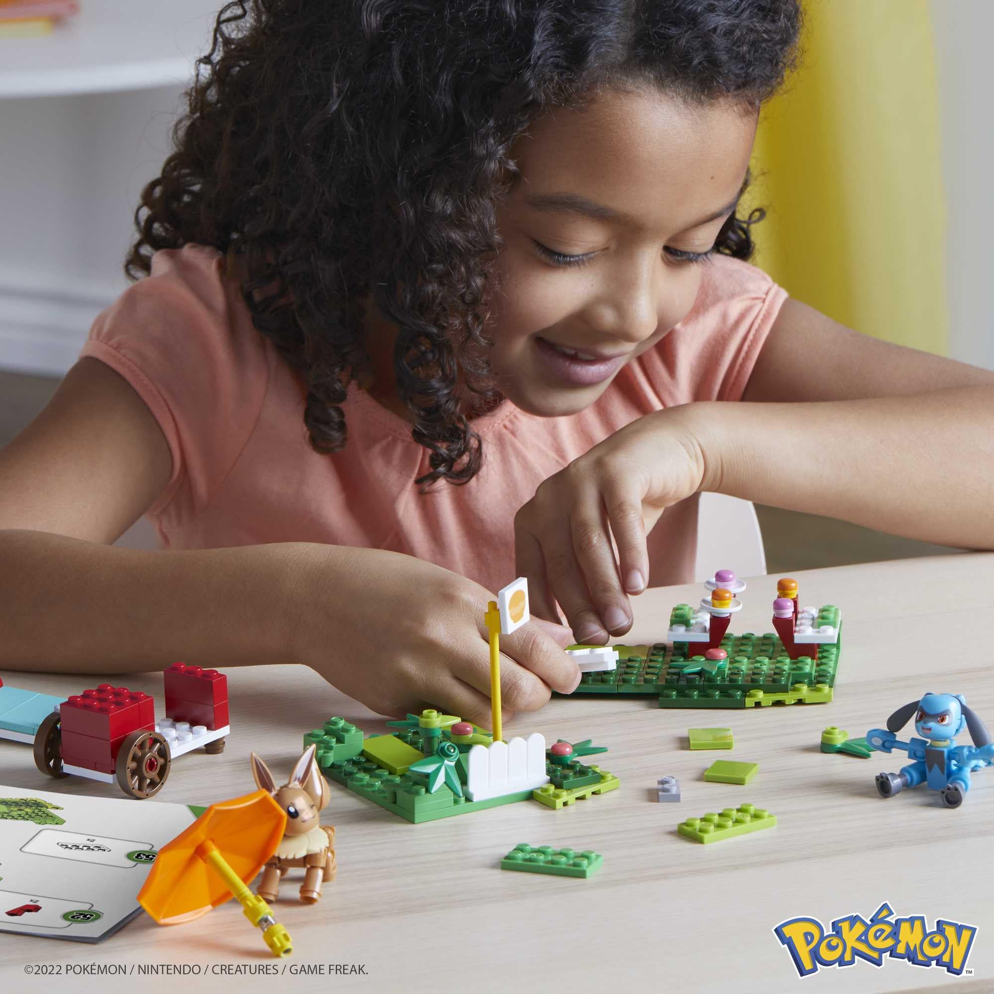 MEGA Pokémon Action Figure Building Toys Set, Pokémon Picnic with 193 Pieces, 2 Poseable Characters, Eevee and Riolu, Gift Idea for Kids