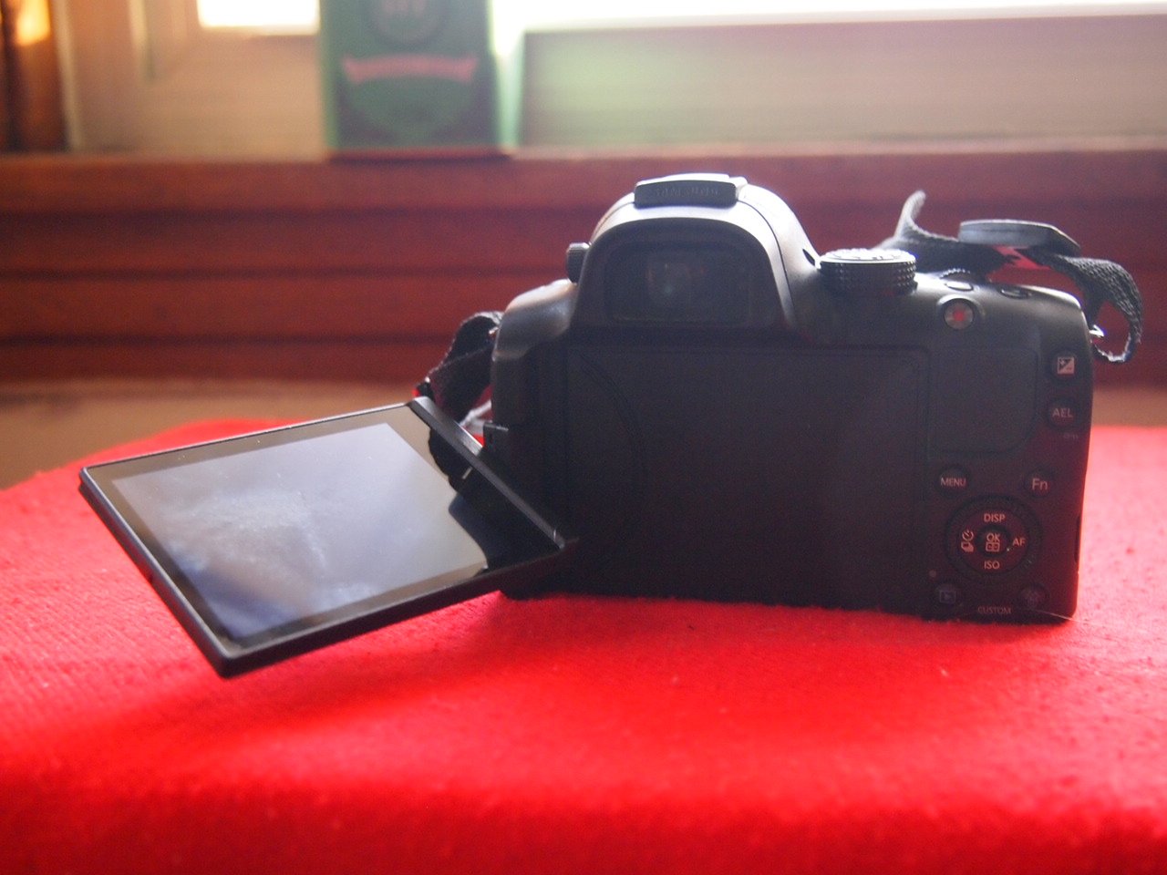 Samsung NX20 20.3 MP SLR with 3.0-Inch LCD Camera (Black)