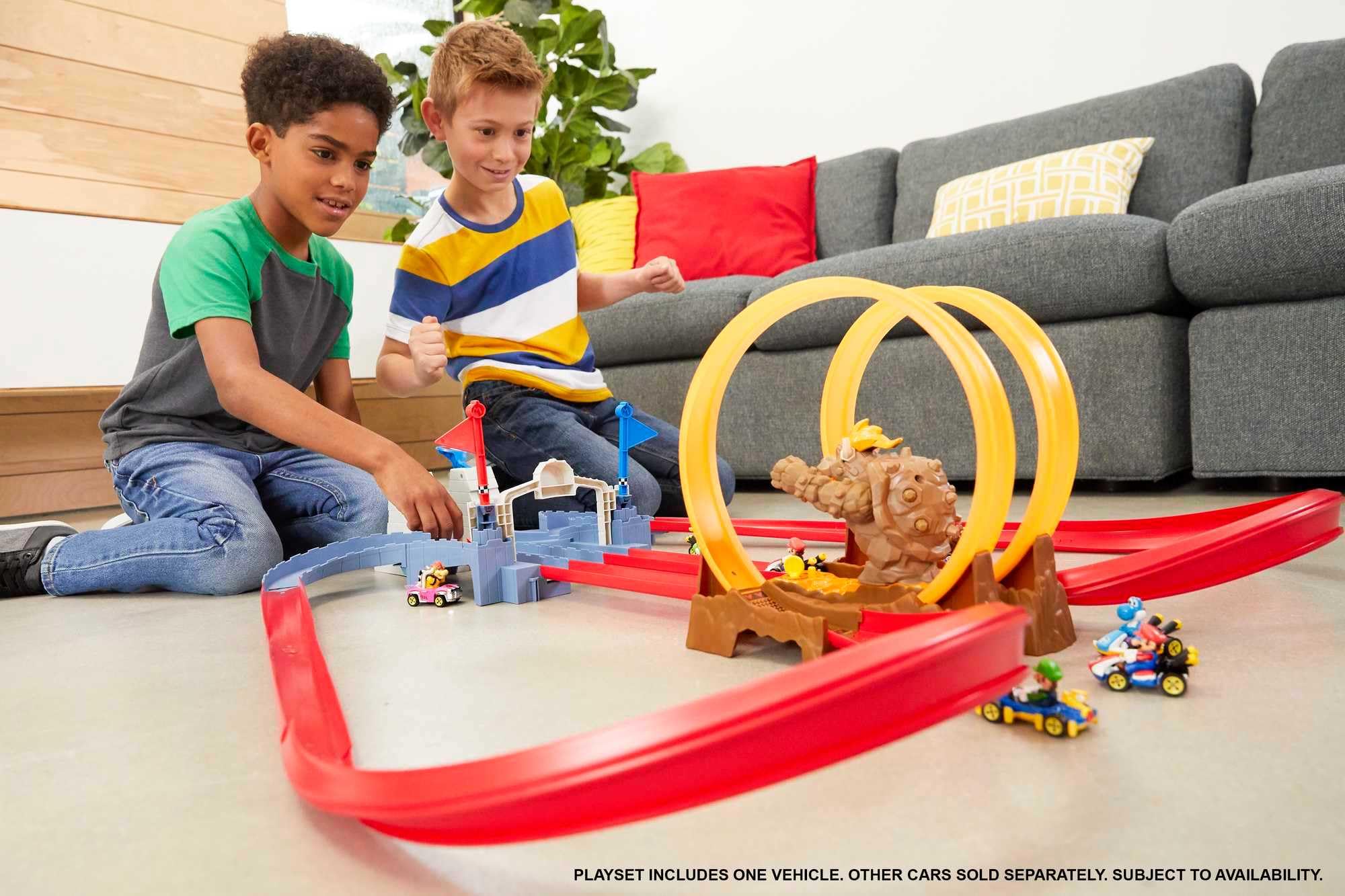 Hot Wheels Mario Kart Bowser’s Castle Chaos Modular Track with Side by Side Racing Lap Flags and Bowser Figure Connects to Other Sets Gift idea for Ages 3 Years and Older