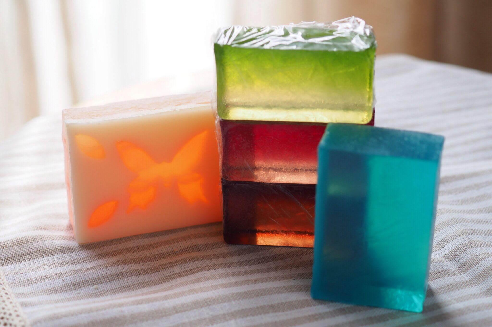 EarthWise Aromatics Clear Glycerin Soap Base - 2 lb - Easy to Melt and Pour - Moisturizing - DIY Handmade Soap