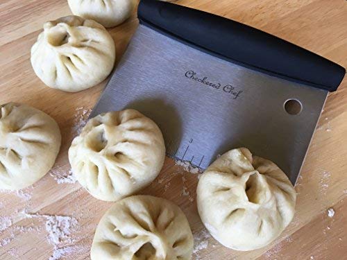 Checkered Chef Dough Scraper - Stainless Steel Kitchen Bench Scraper, Icing Smoother & Food Chopper - Pizza, Vegetable and Pastry Cutter w/Protective Plastic Cover﻿