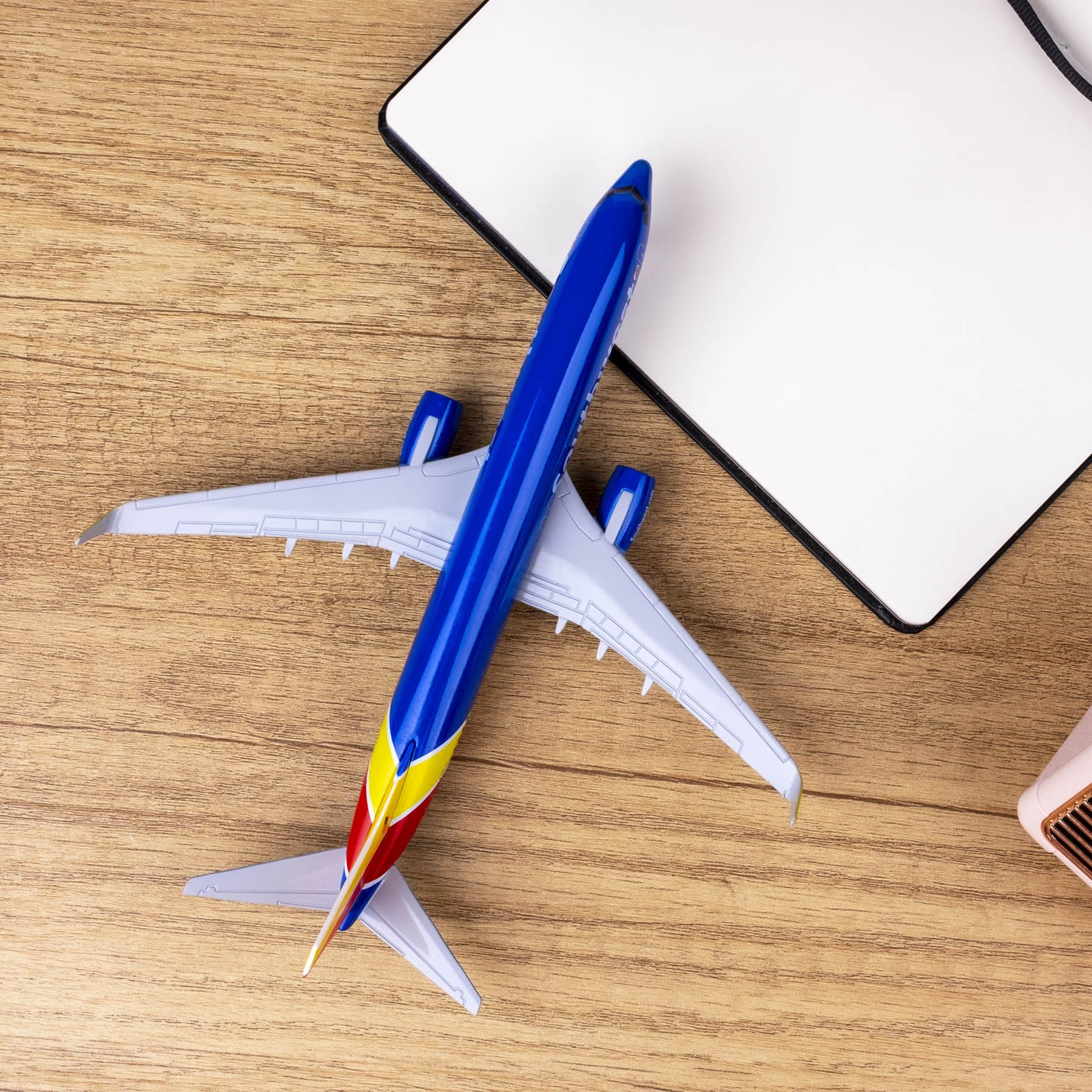 Bswath Model Airplane 1:300 Scale Model American Plane Southwest Airplane B737 Model Plane for Gift and Decoration