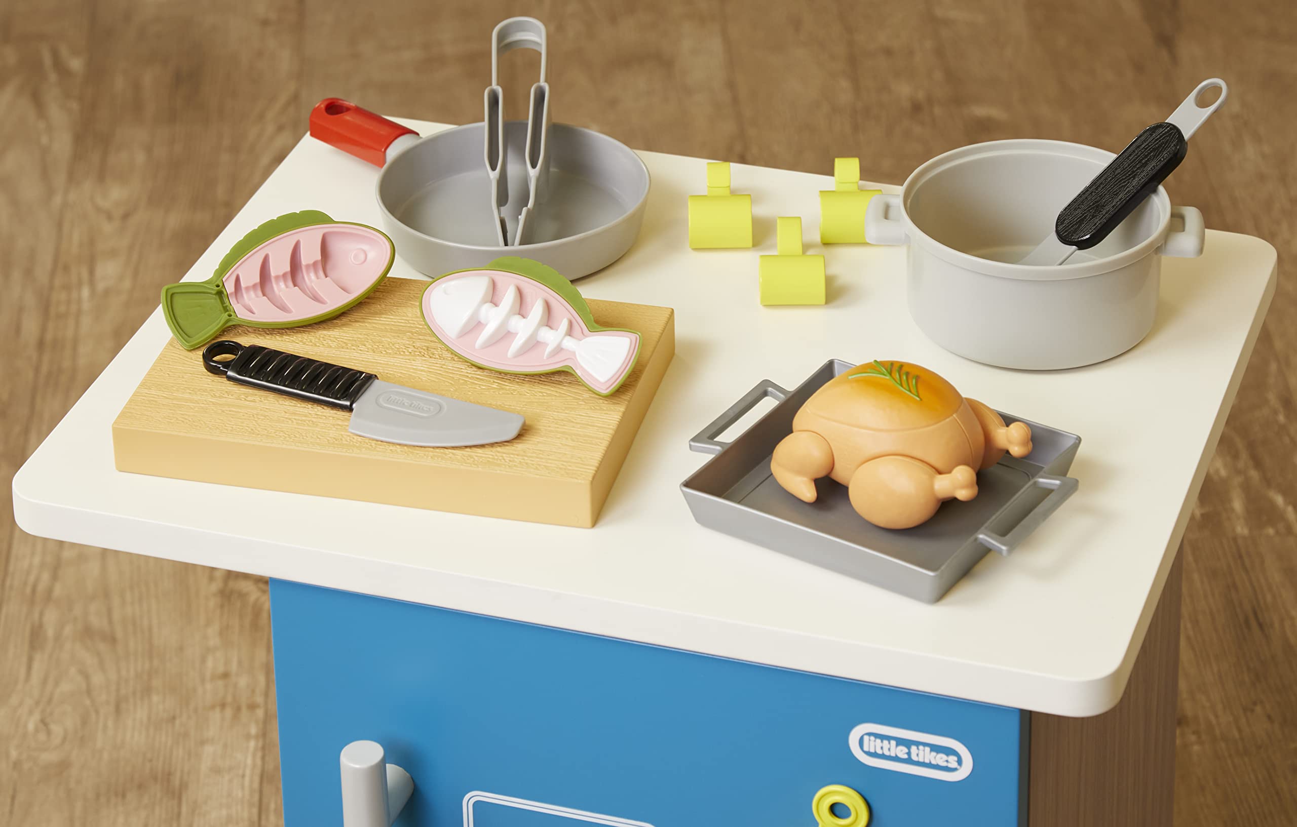 Little Tikes® Classic Cook’s Kitchen with Island 2-in1 Multi Kid Interactive 360 Degree Role Play with Style, Function, Accessories and Imagination Fun for Kids Boys Girls Ages 3-8 Years