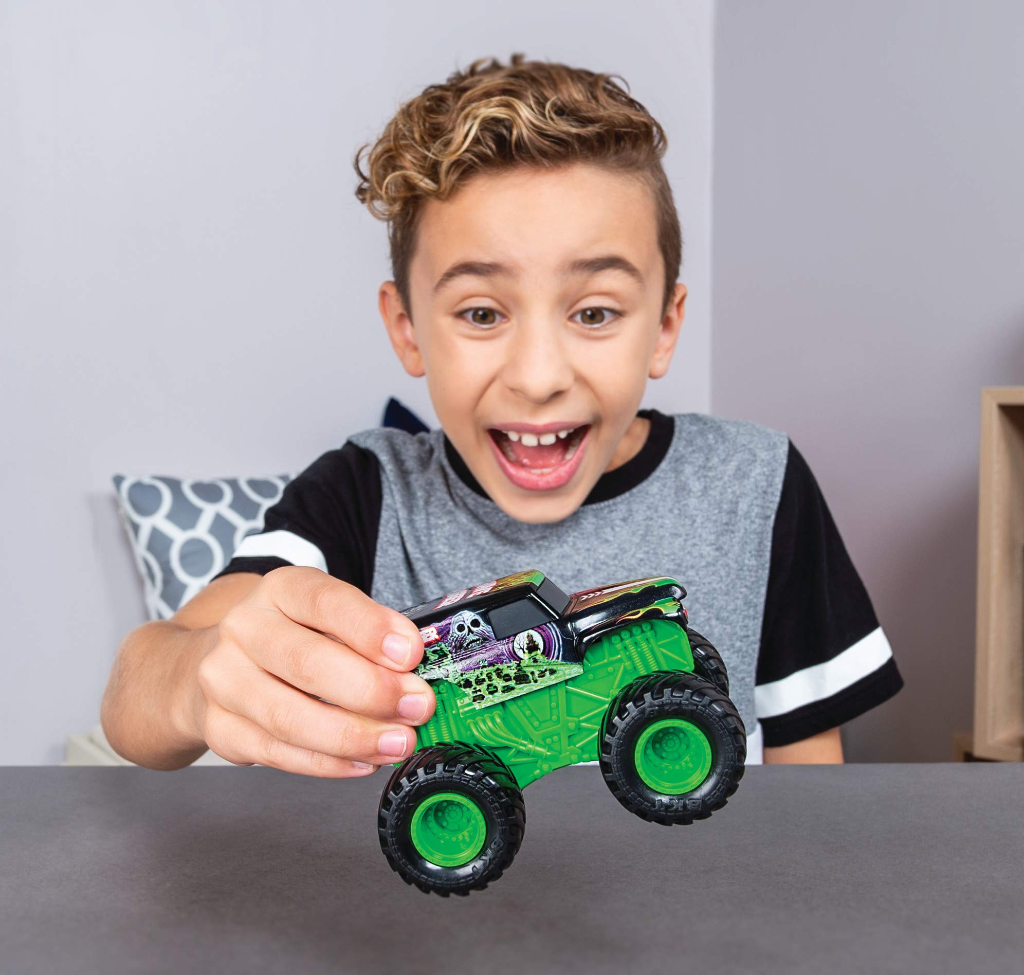 Monster Jam, Official Grave Digger Rev ‘N Roar Monster Truck, 1:43 Scale
