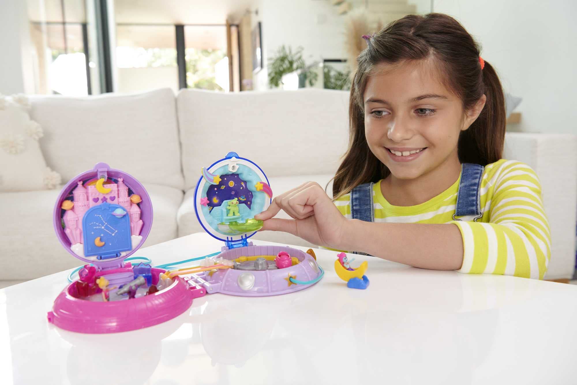 Polly Pocket Dolls and Accessories, Compact with 2 Micro Dolls, 15 Toy Pieces and 1 Fashion Piece, Double Play Space​​​