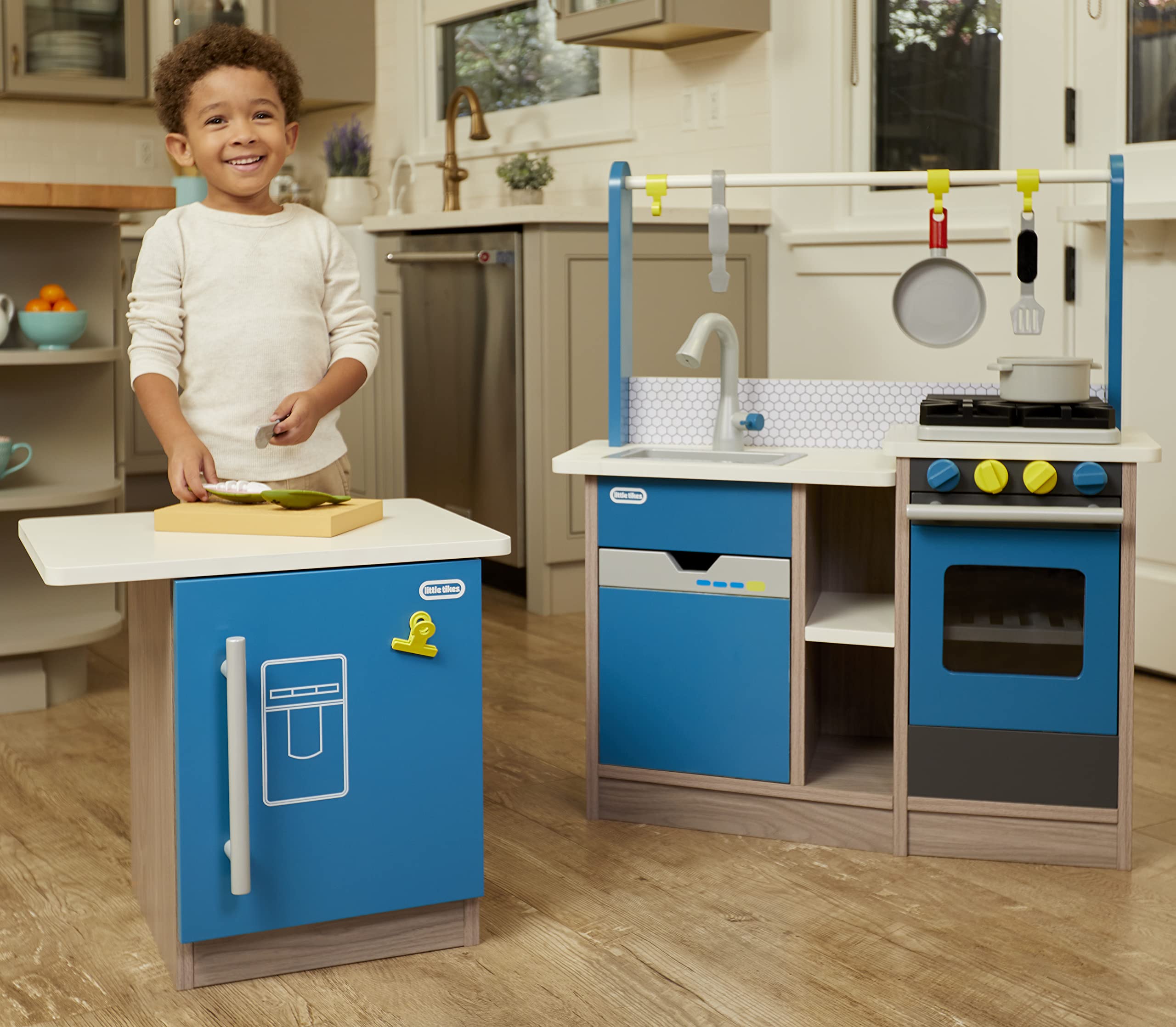 Little Tikes® Classic Cook’s Kitchen with Island 2-in1 Multi Kid Interactive 360 Degree Role Play with Style, Function, Accessories and Imagination Fun for Kids Boys Girls Ages 3-8 Years