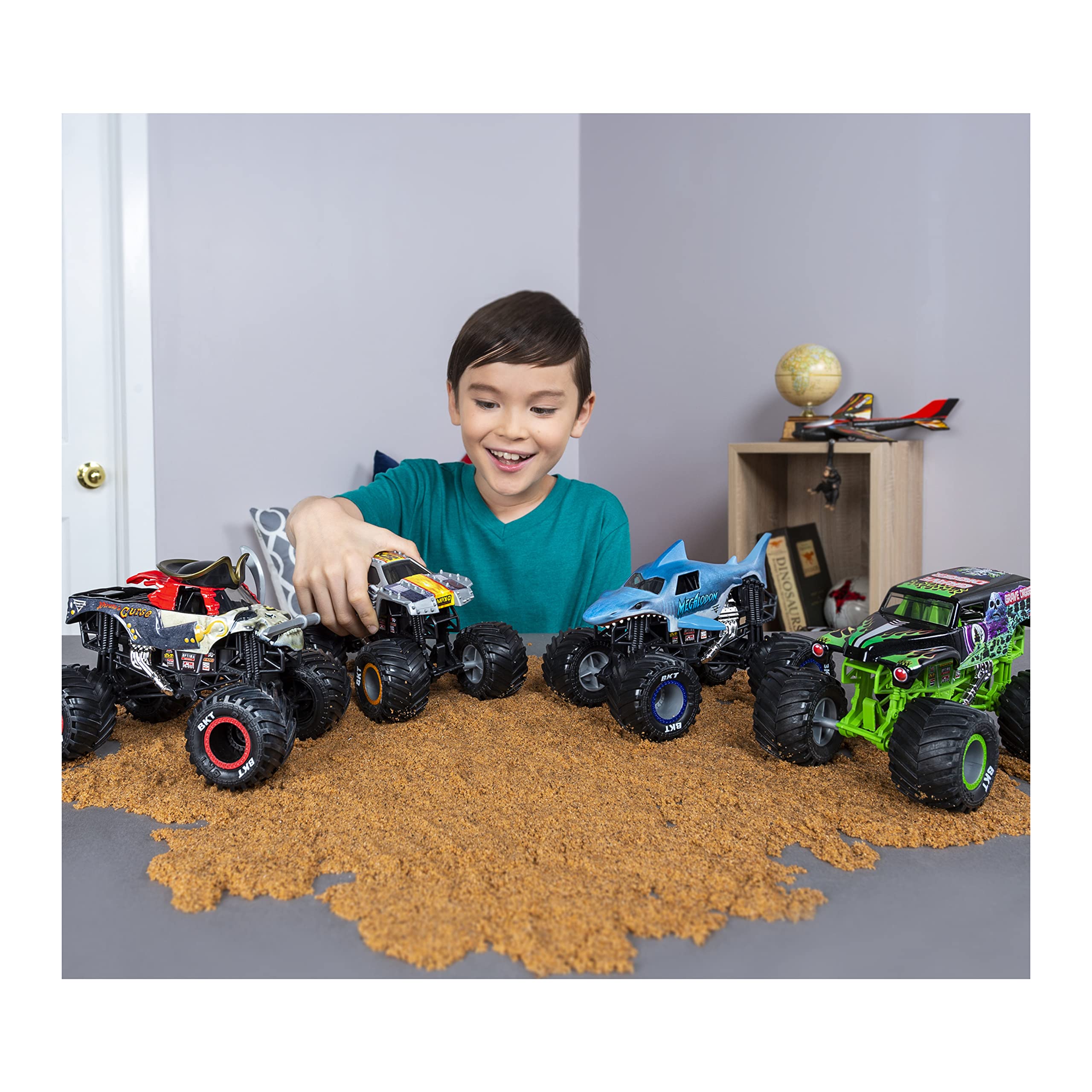 Monster Jam, Official Grave Digger Monster Truck, Collector Die-Cast Vehicle, 1:24 Scale (Purple)
