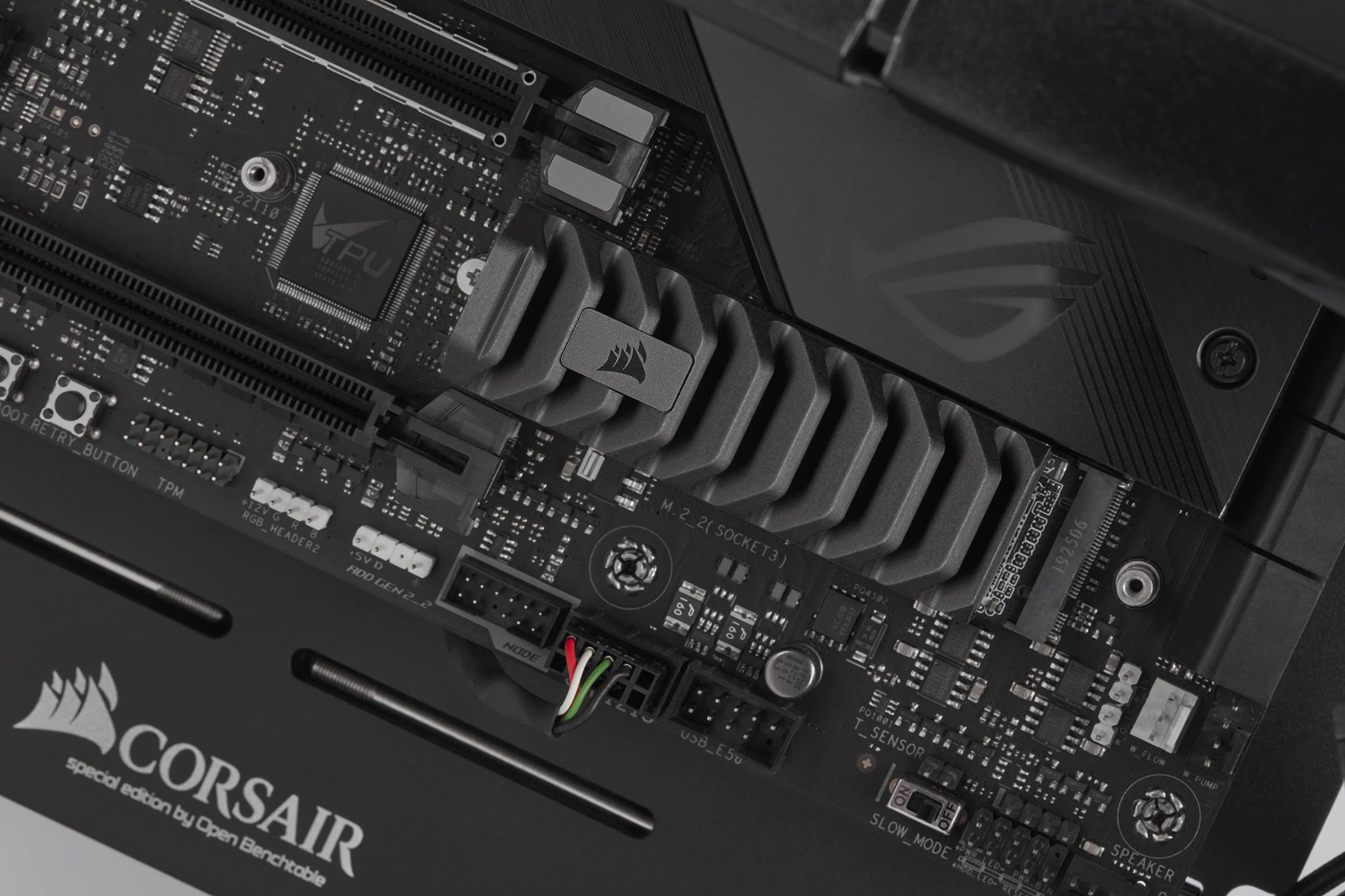 CORSAIR MP600 PRO XT 1TB Gen4 PCIe x4 NVMe M.2 SSD – High-Density TLC NAND – Aluminum Heatspreader – M.2 2280 Form-Factor