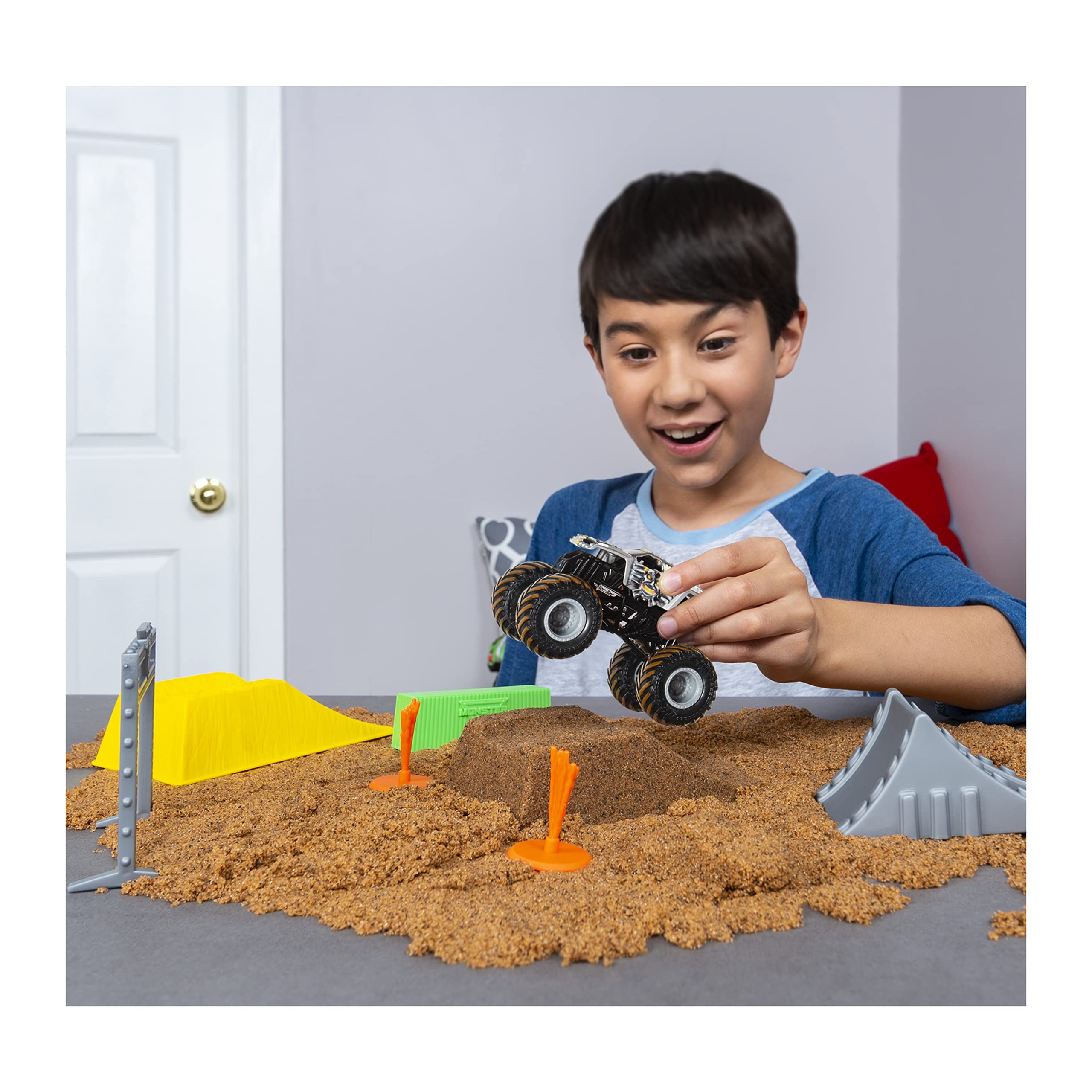 Monster Jam, Soldier Fortune Monster Dirt Deluxe Set, Featuring 16oz of Monster Dirt and Official 1:64 Scale Die-Cast Truck