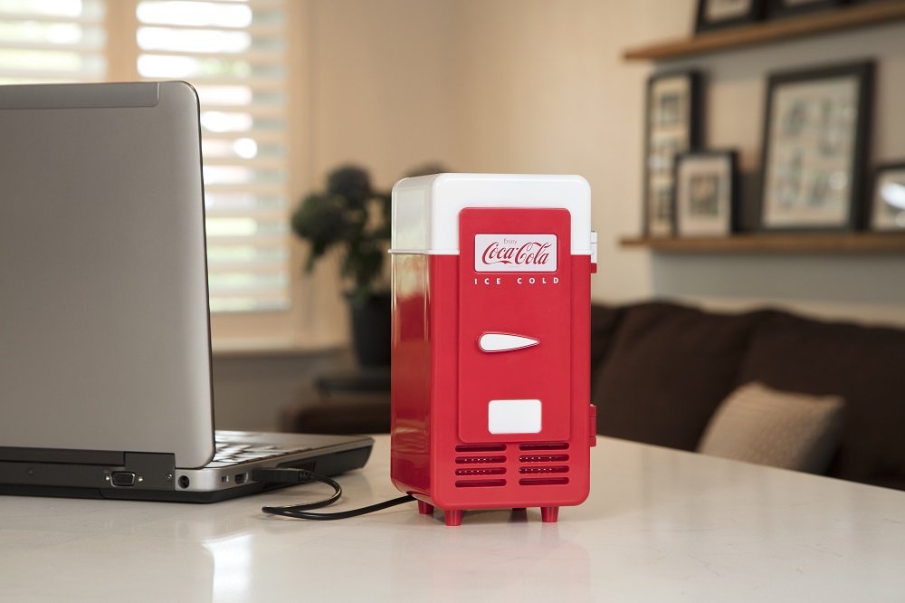 Coca Cola Single Can Cooler, Red, USB Powered Retro One Can Mini Fridge, Thermoelectric Cooler for Desk, Home, Office, Dorm, Unique Gift for Students or Office Workers