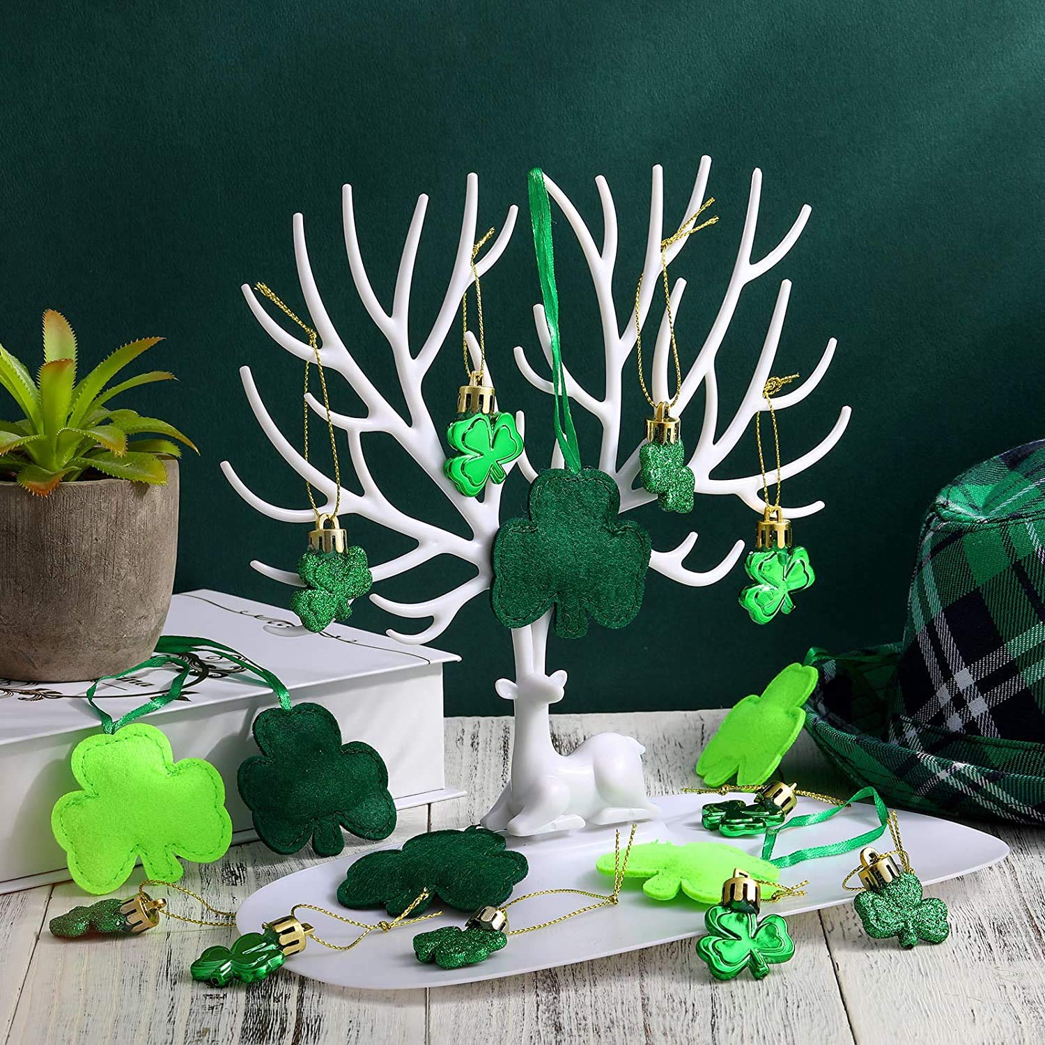 St Patrick's Day 26 Pcs Shamrocks Ornament 2 Pcs Good Luck Clover Banner Hanging Bauble Trefoil Pendant Decoration for Irish Home Garden Party Feast Green Decor