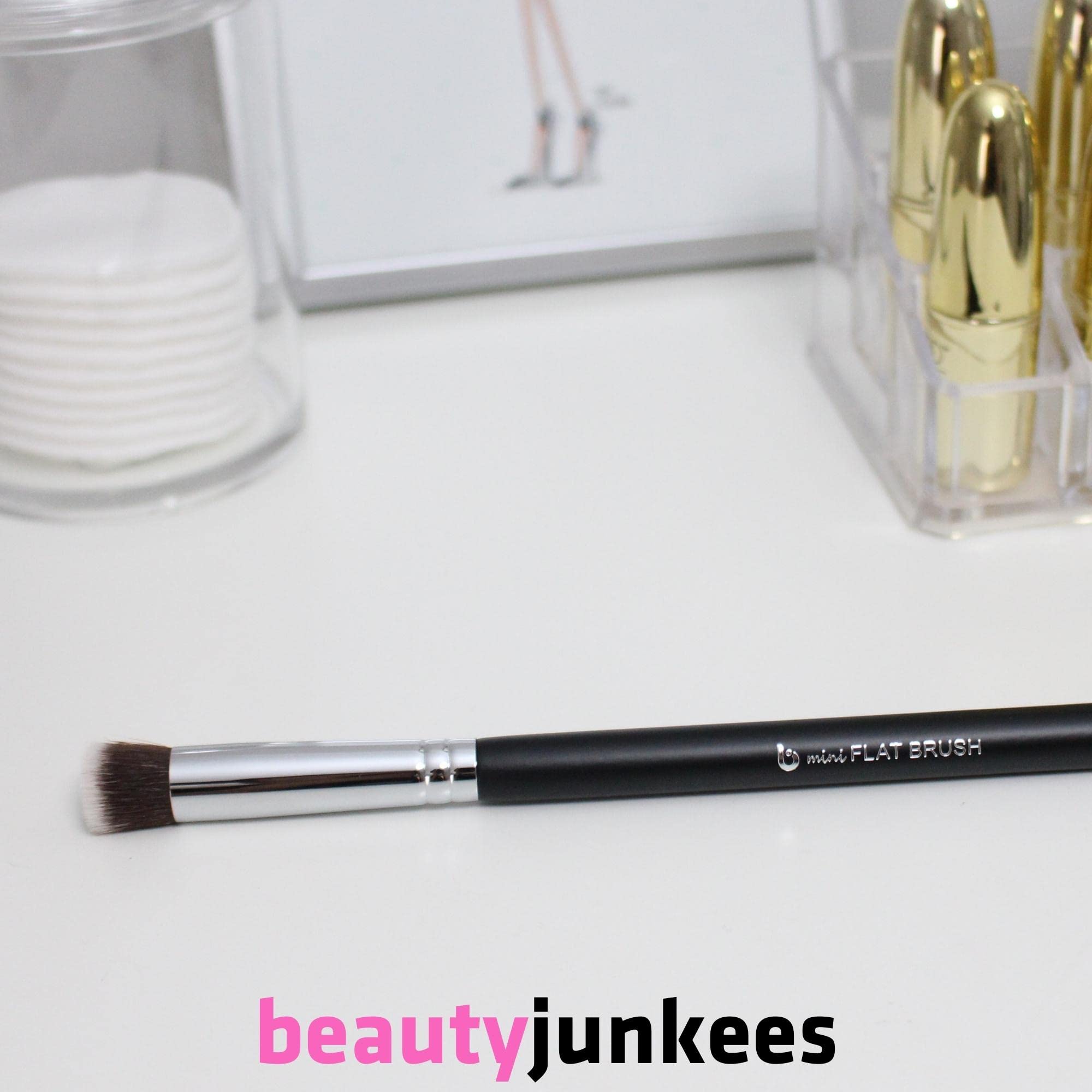 Under Eye Concealer Brush – Flat Concealer Brush, Stippling Brush, Under Eye Brush, Small Powder Brush, Mini Flat Top Kabuki Makeup Brush