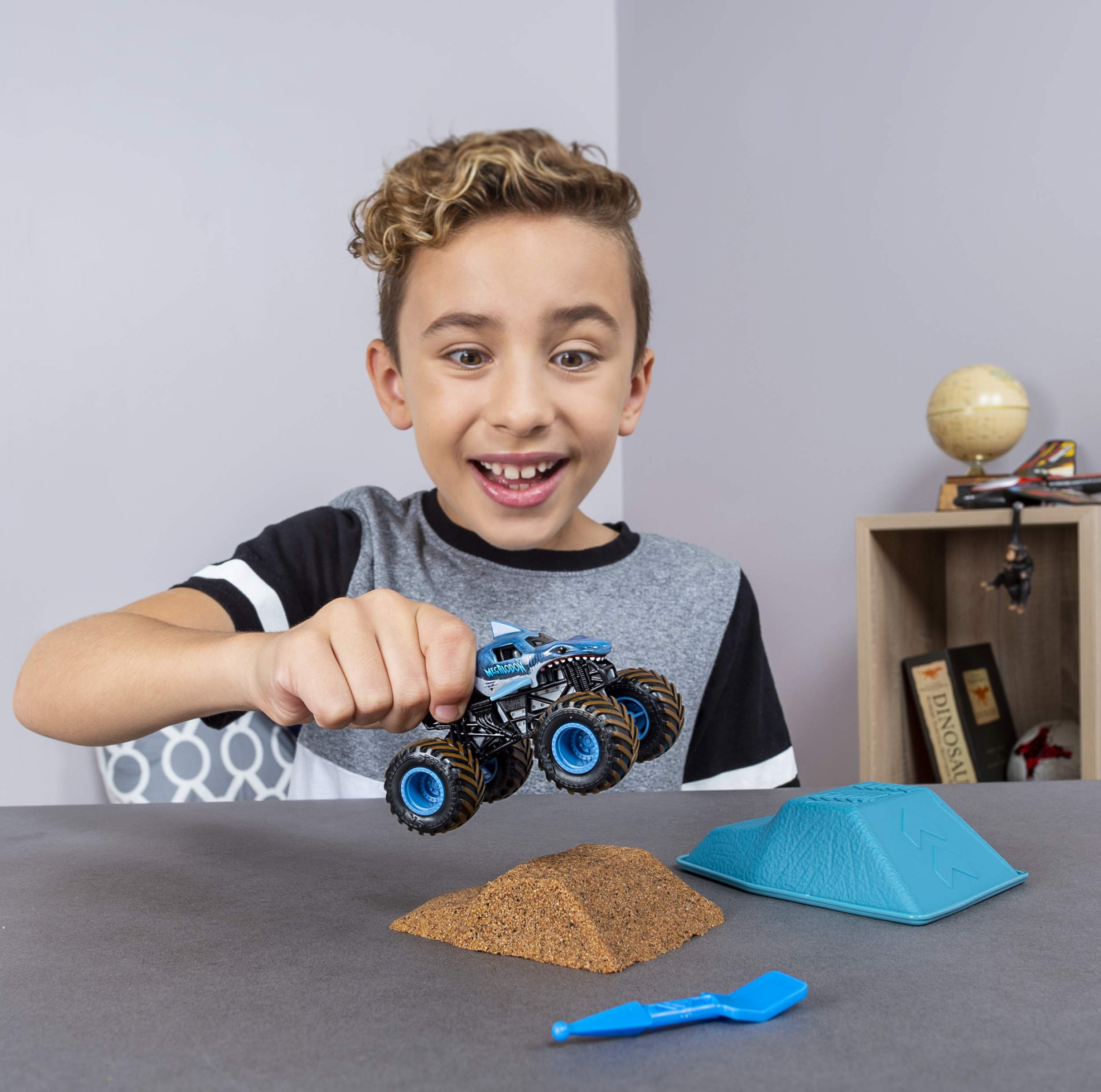 Monster Jam, Megalodon Monster Dirt Starter Set, Featuring 8oz of Monster Dirt and Official 1:64 Scale Die-Cast Truck